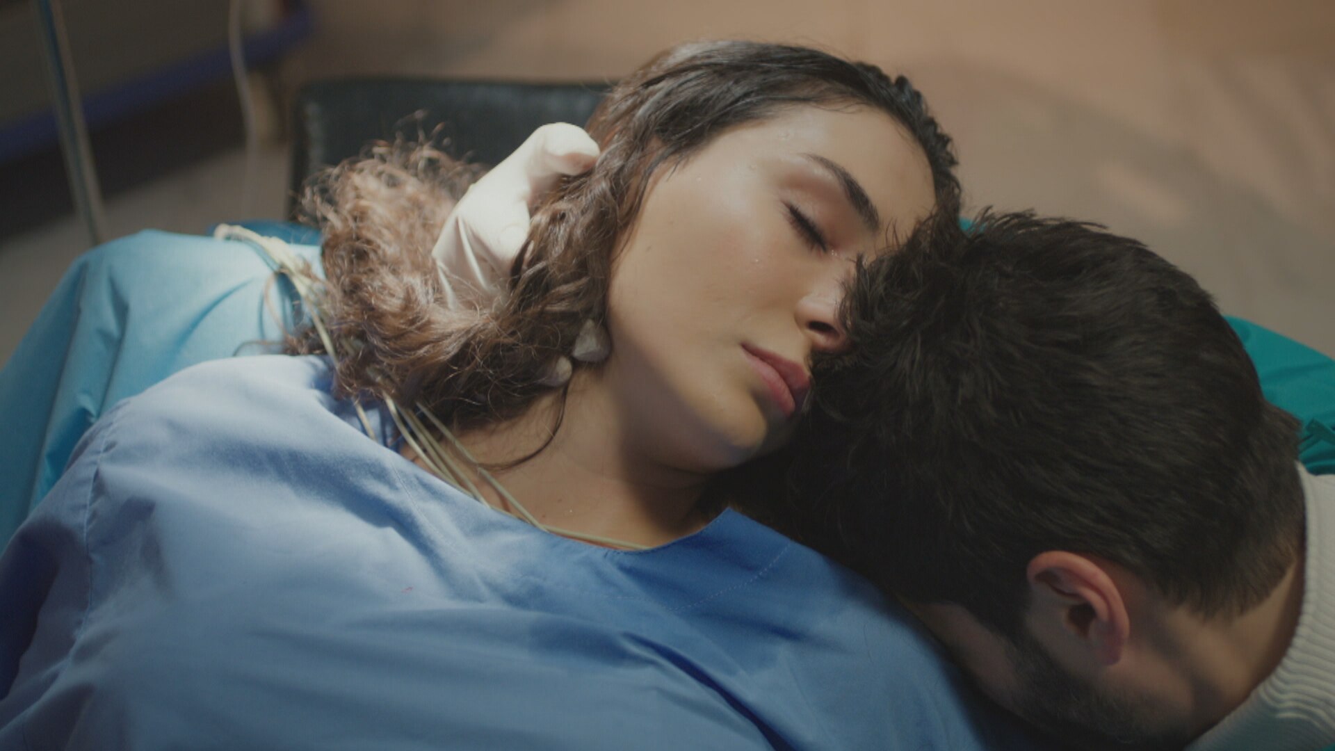 Watch Hercai: Amor y venganza Episode: Nacer y morir - NBC.com