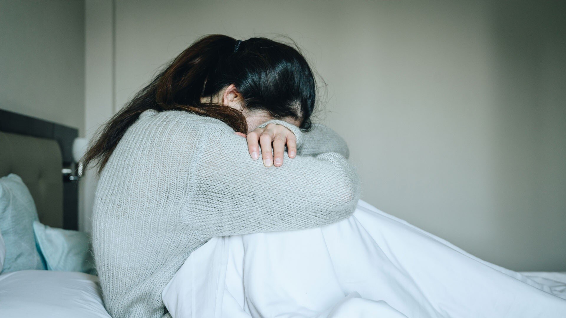 Watch hoy Día Highlight: ¿Qué es el desgaste emocional? Una experta ...