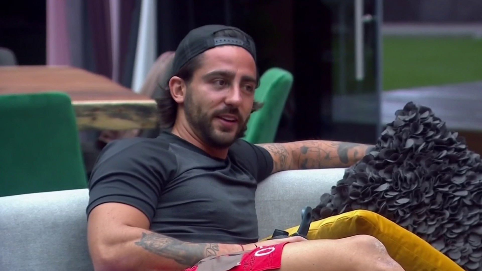 Watch La Casa de los Famosos Highlight: La Casa de los Famosos 2: Besos de tres - NBC.com