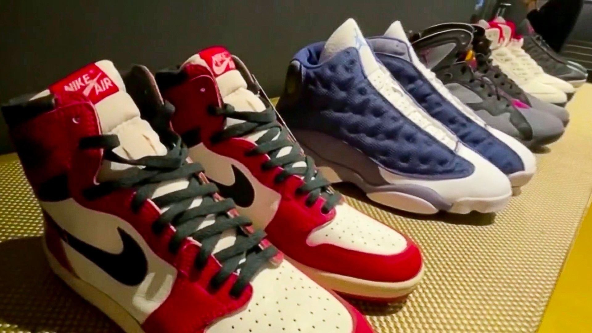 Watch Hoy Día Highlight: Subastarán cinco pares de tenis y una tarjeta ...