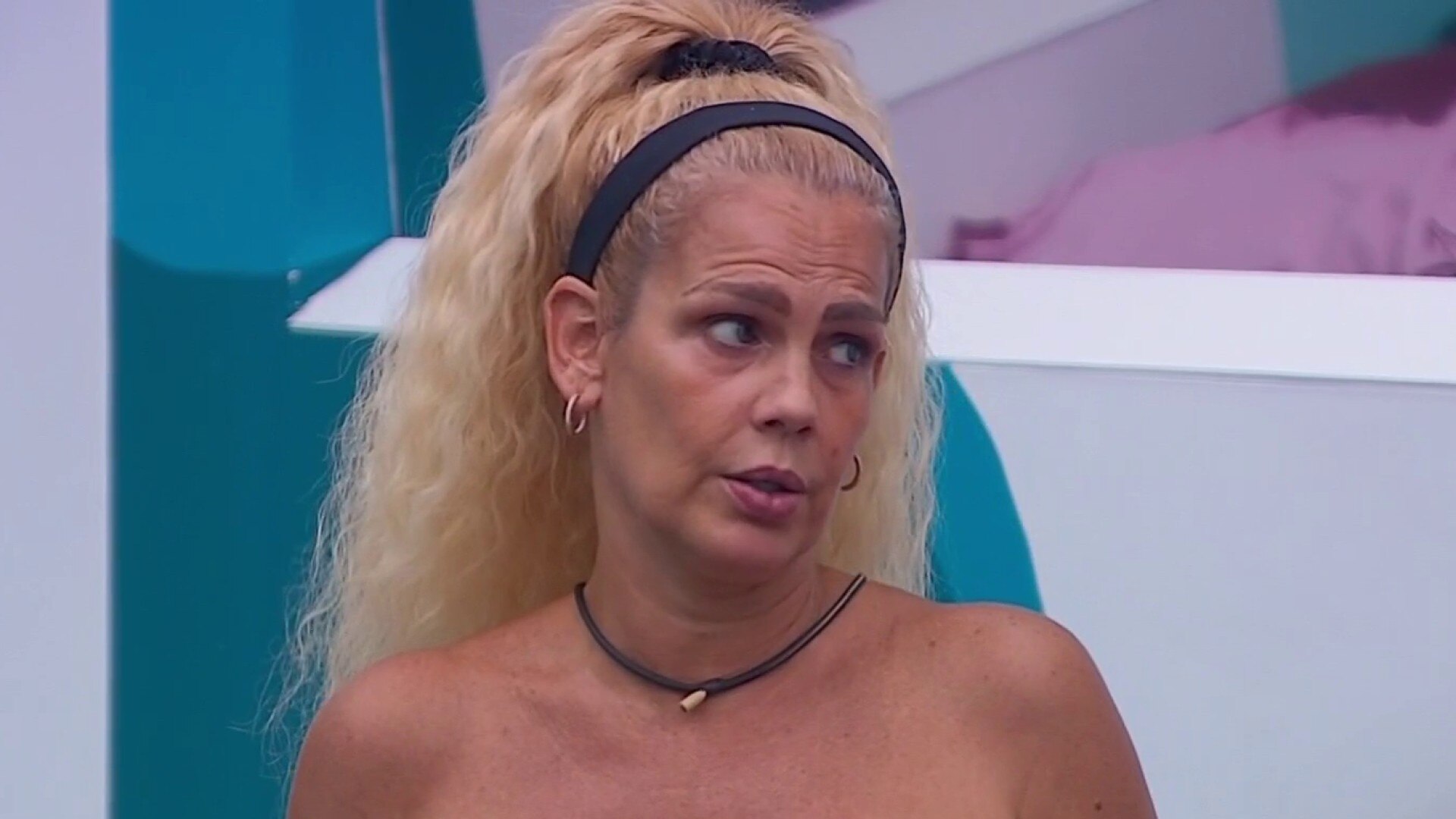 Watch La Casa de los Famosos Highlight: La Casa de los Famosos 2: Los análisis de la abeja reina ...