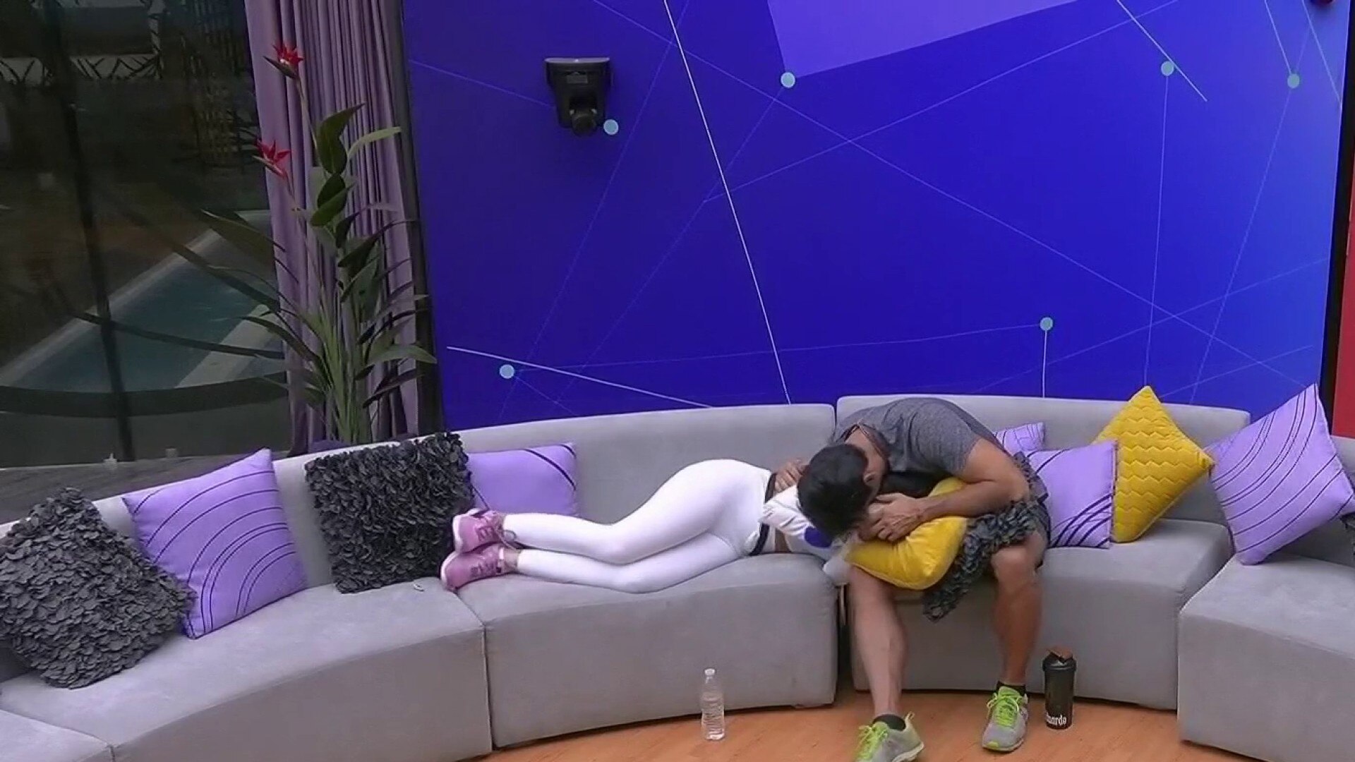 Watch La Casa de los Famosos Highlight: La Casa de los Famosos 2: Sube la temperatura - NBC.com