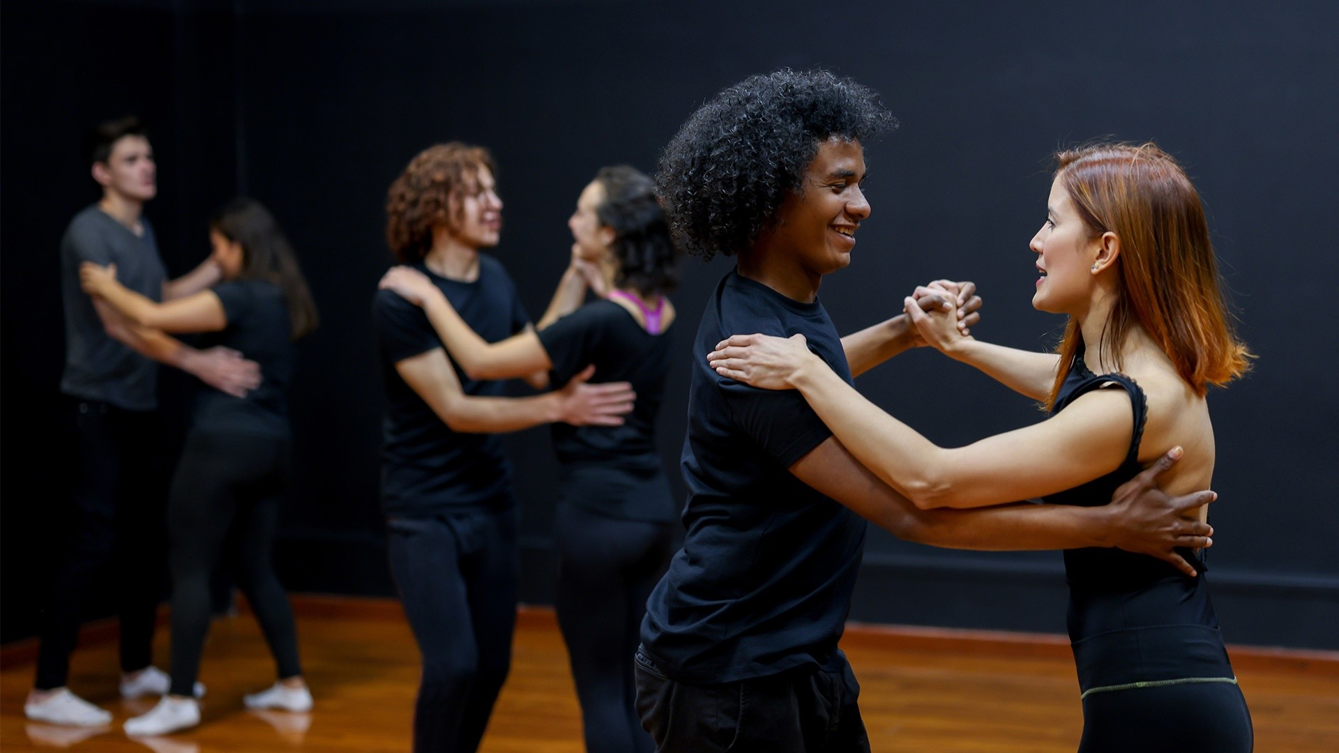 Watch En Casa con Telemundo Highlight: Aprender a bailar música latina ...