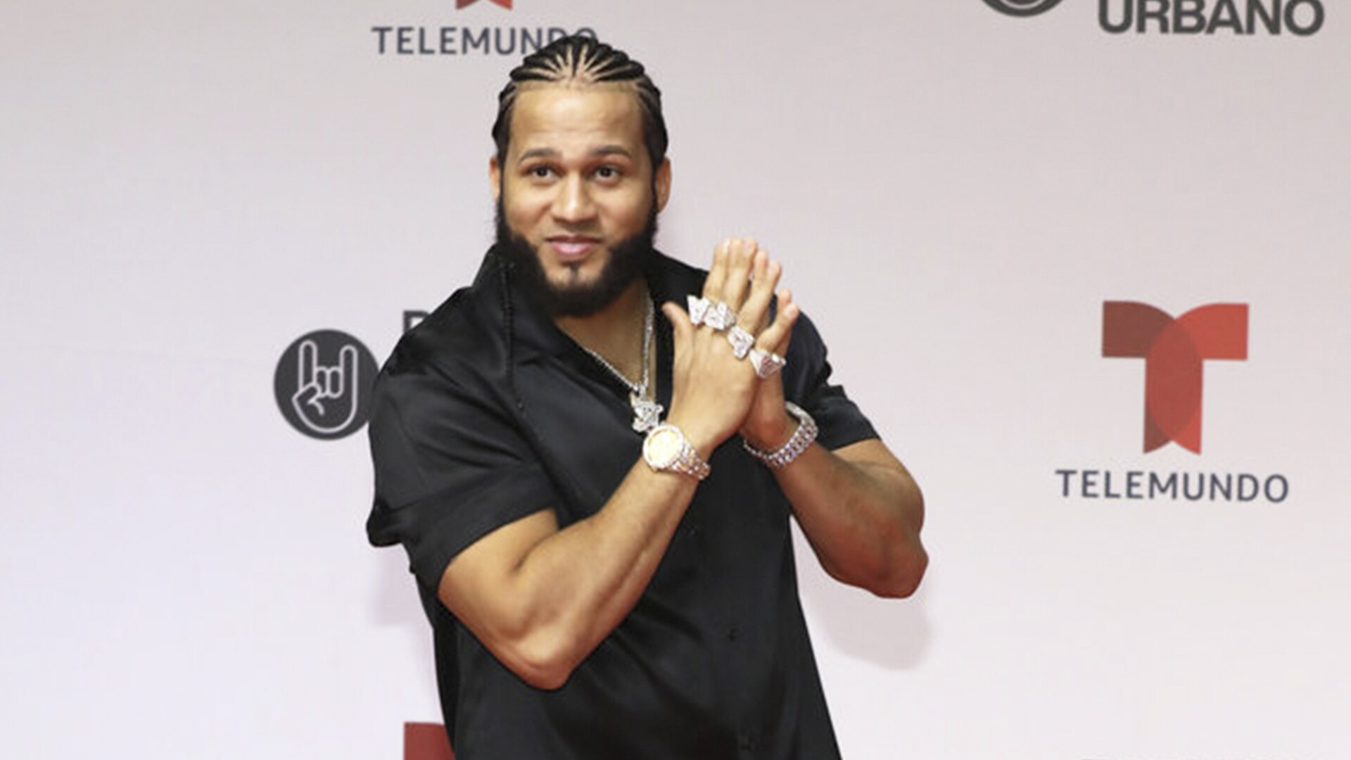 Watch La Alfombra de Premios Tu Música Urbano Highlight: El Alfa ...