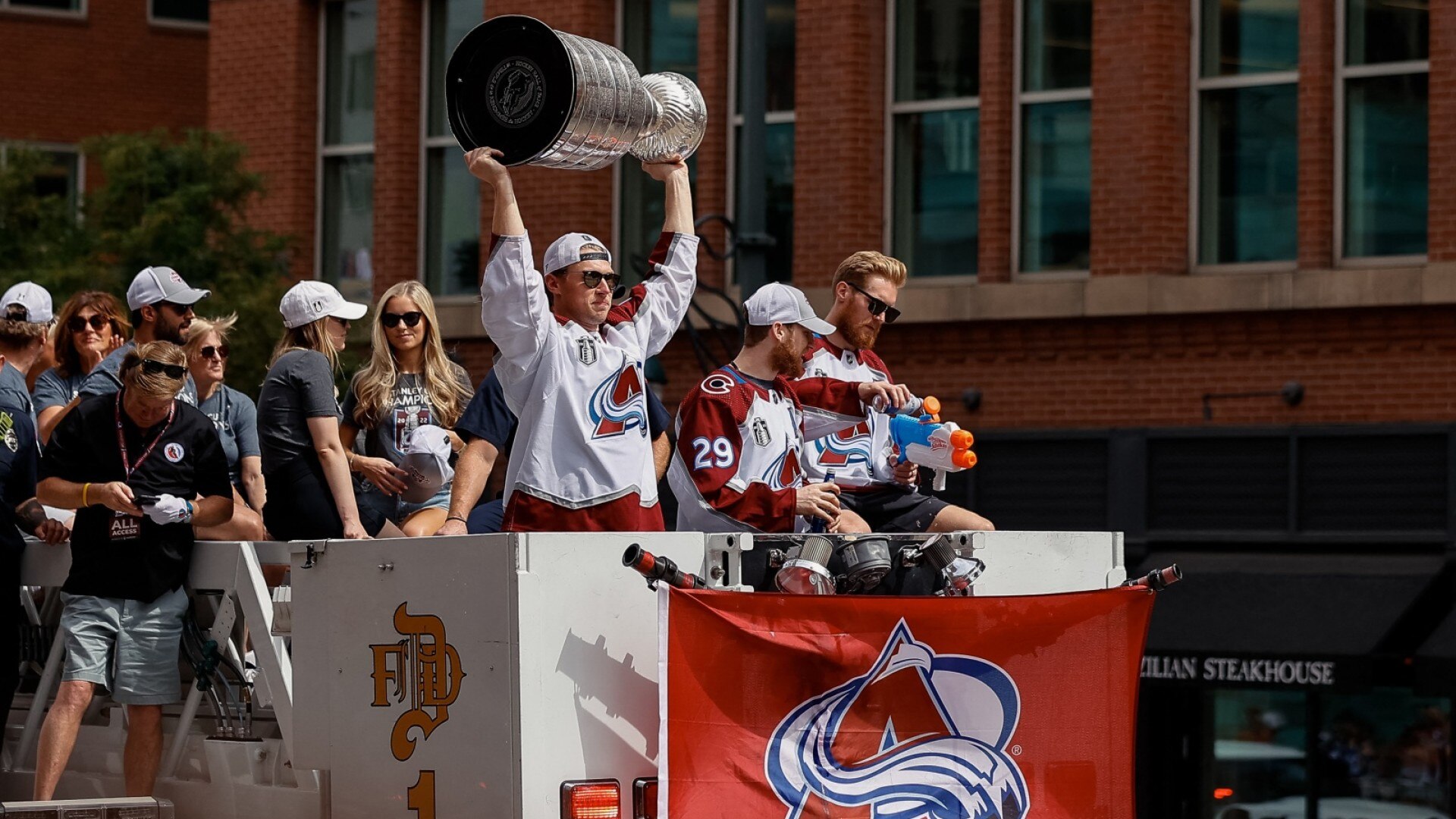 Watch Noticias Telemundo En La Noche Highlight: Reciben como héroes en ...