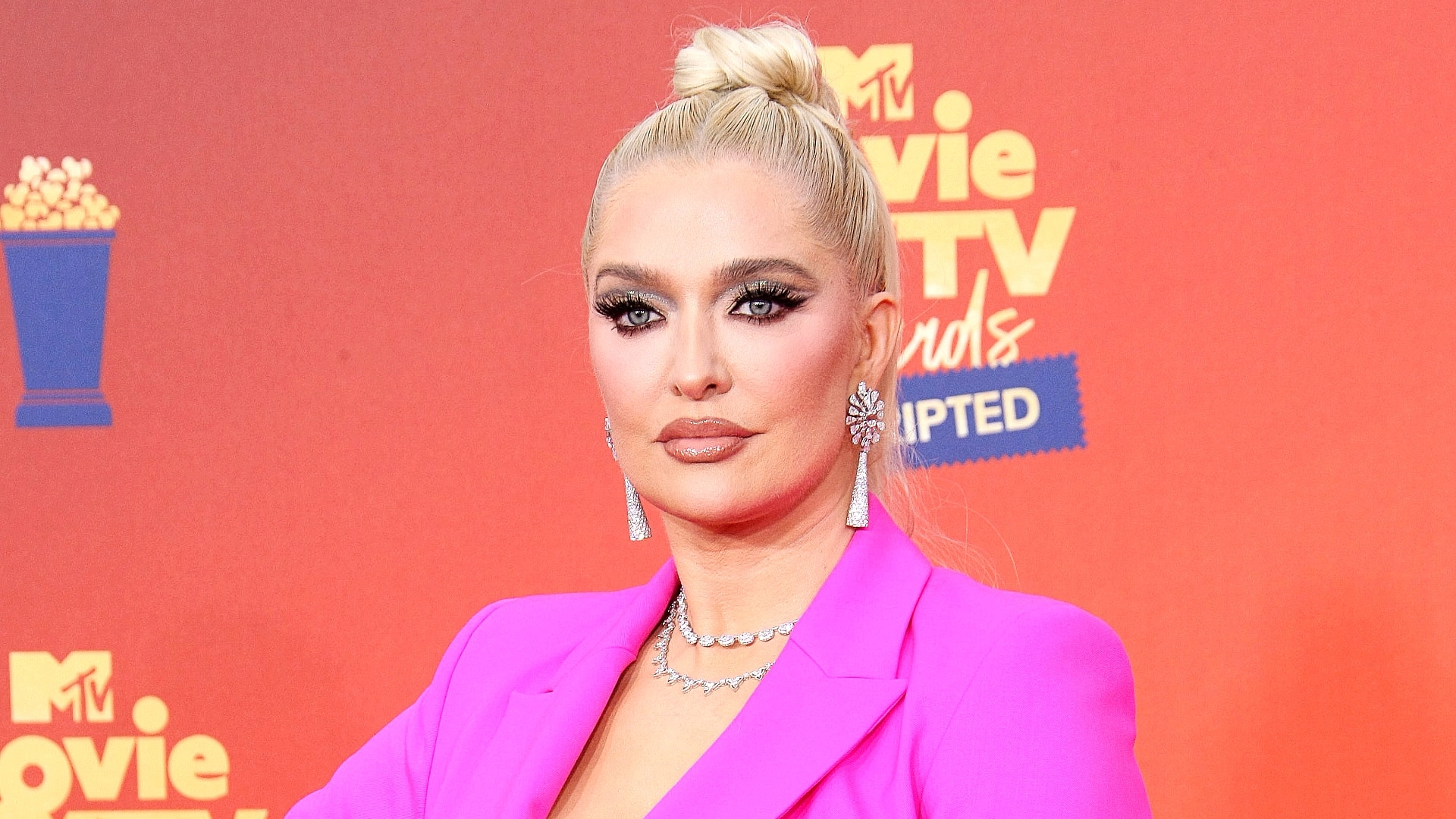 Watch Daily Pop Episode: Daily Pop 6/22 - NBC.com