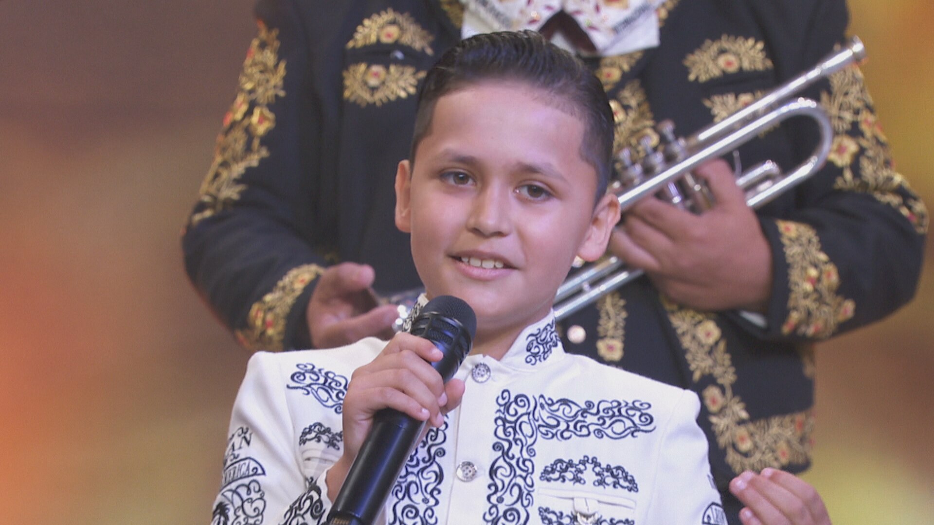 Watch En Casa con Telemundo Episode: Dylan León, el niño mariachi - NBC.com