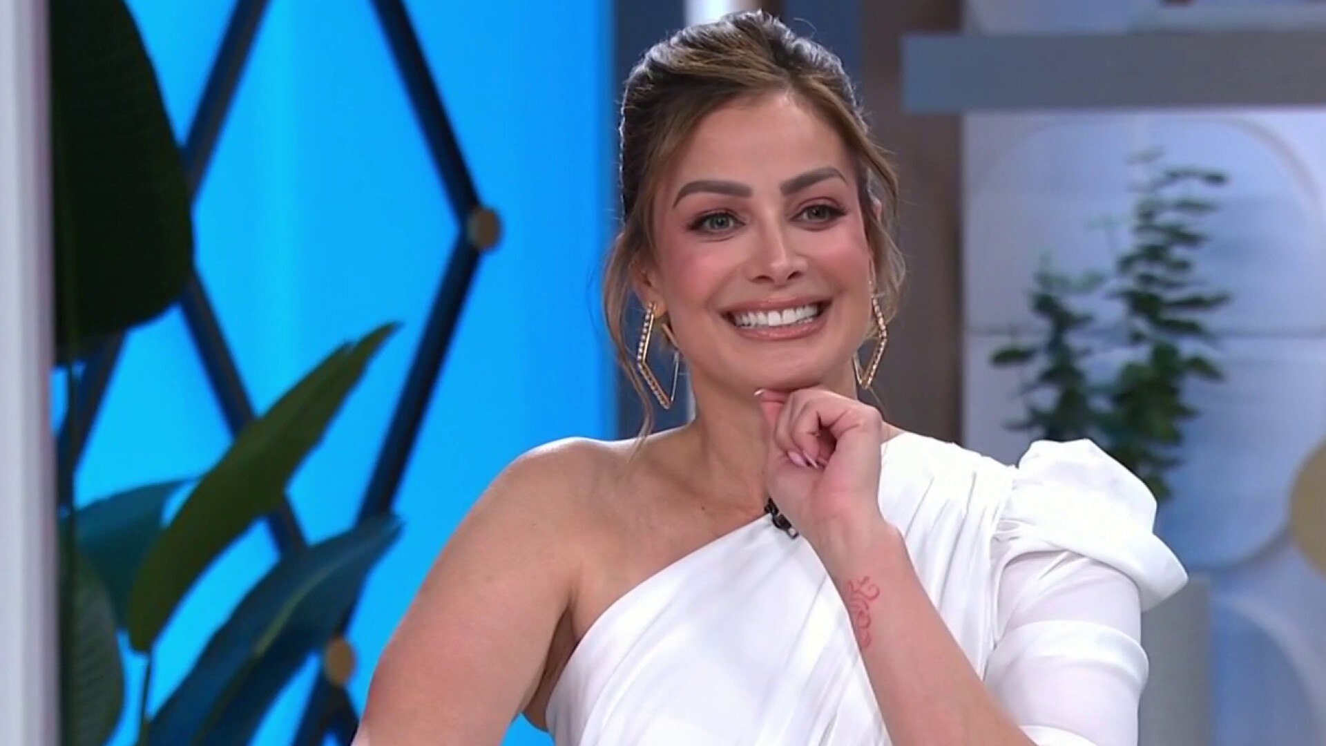 Watch La Mesa Caliente Episode: A Dayanara se le va lengua - NBC.com