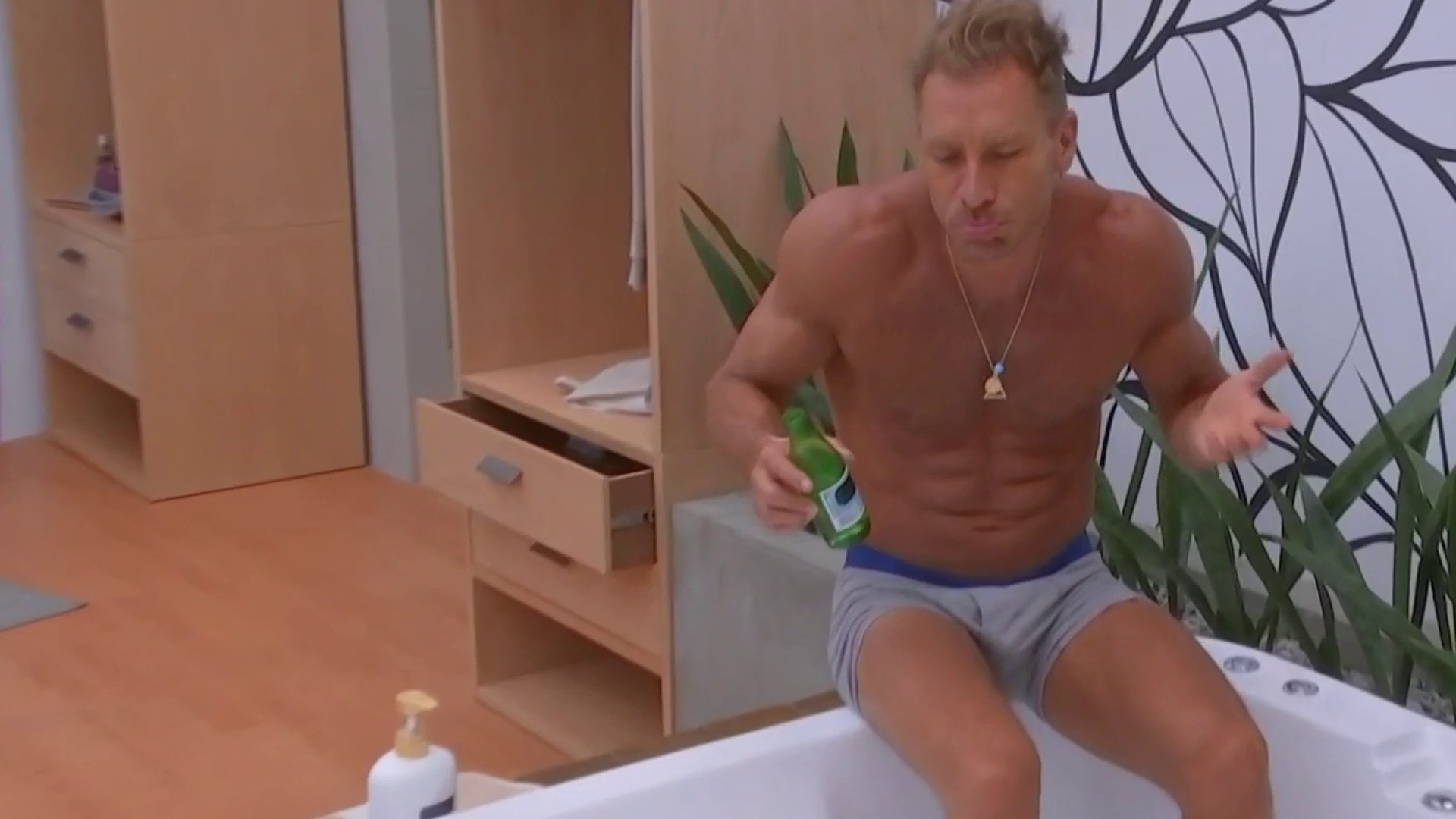 Watch La Casa de los Famosos Highlight: La Casa de los Famosos 2: Zerboni y Dani siguen enojados ...