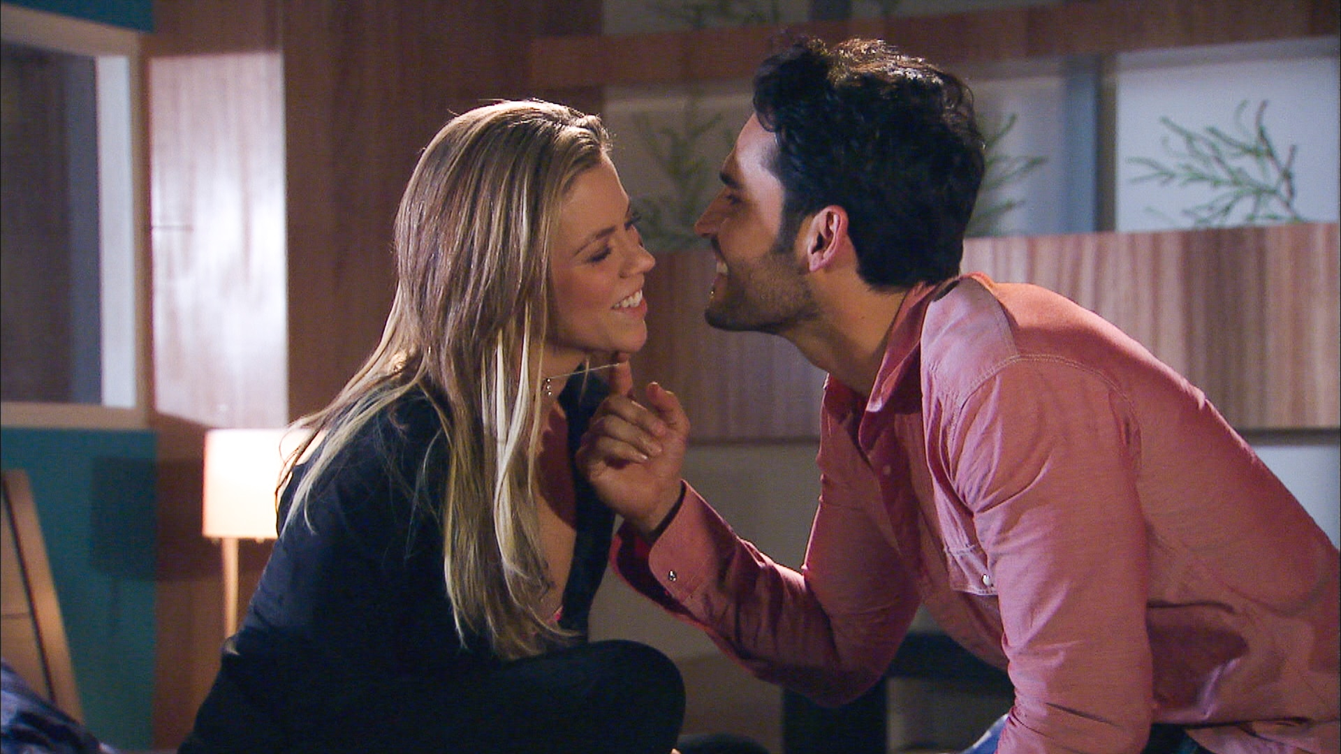 Watch Corazón Valiente Episode: Todo por Proteger a Ángela - NBC.com