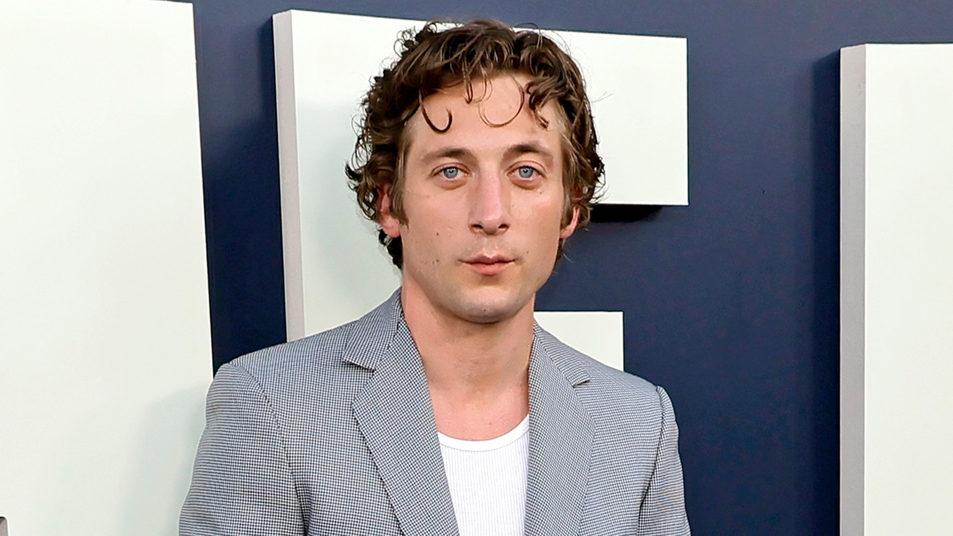 Watch Access Hollywood Highlight: 'The Bear' Star Jeremy Allen White ...