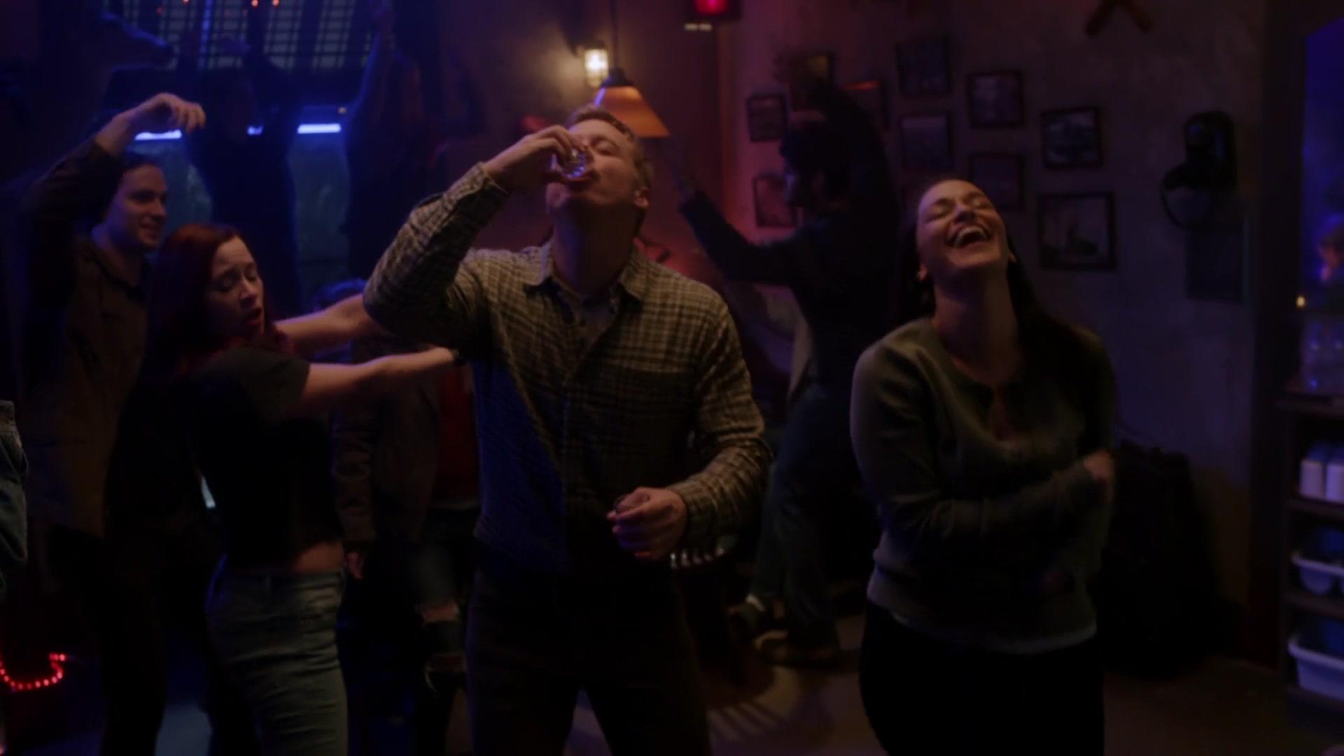 Watch Resident Alien Episode: Pilot - NBC.com