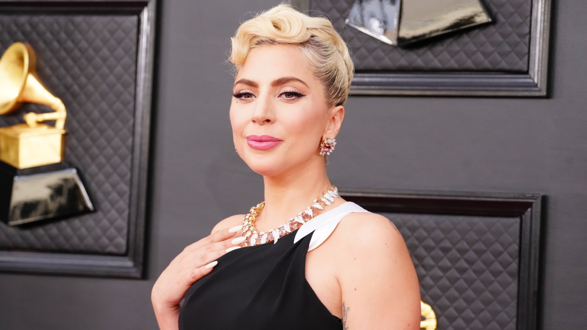 Watch Daily Pop Episode: Daily Pop 8/5 - NBC.com