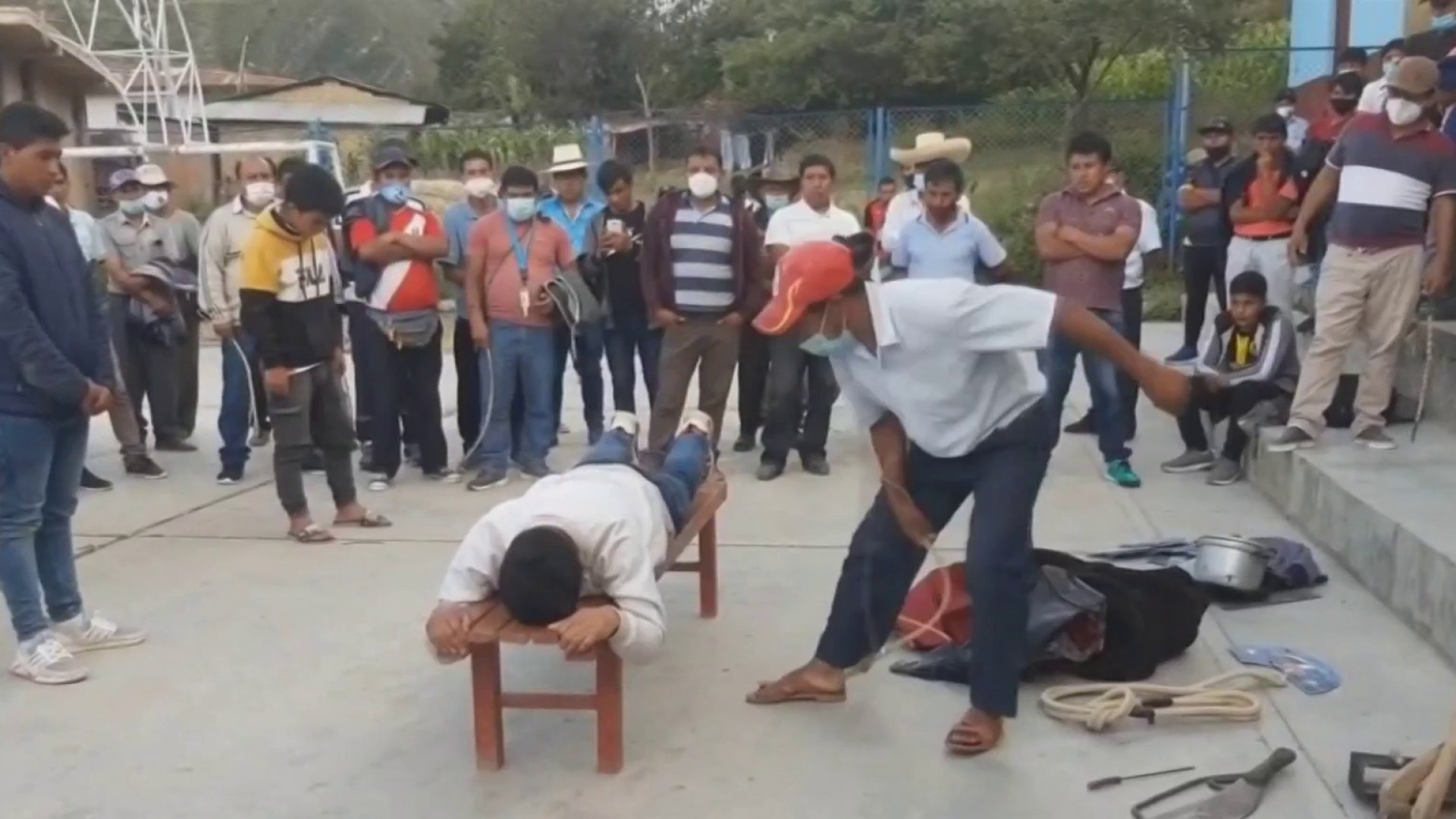 Watch Al Rojo Vivo Highlight: Ronderos dan latigazos a policías por ...