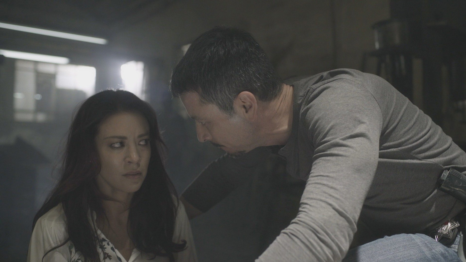 Watch Enemigo Íntimo Episode: Alejandro interroga a Roxana - NBC.com