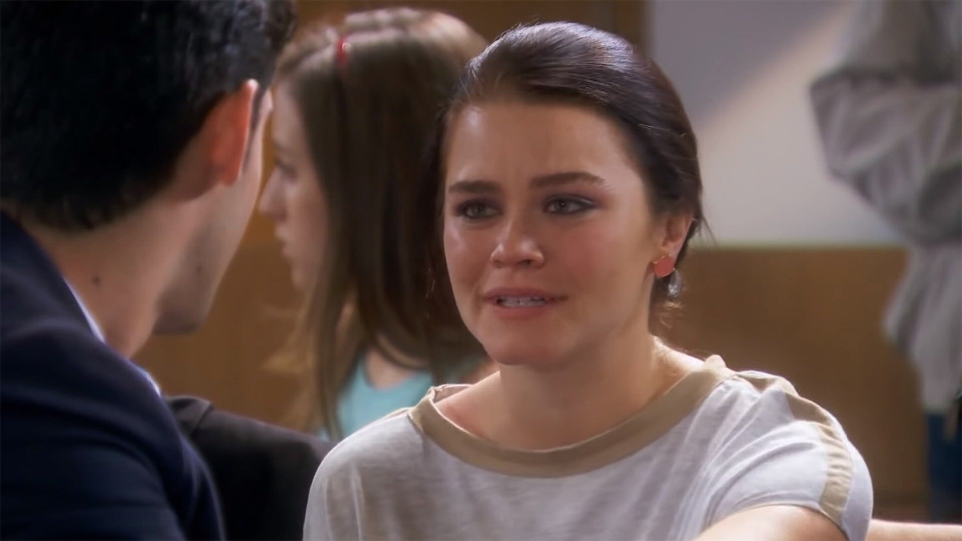 Watch Eva La Trailera Episode: Una mano amiga - NBC.com