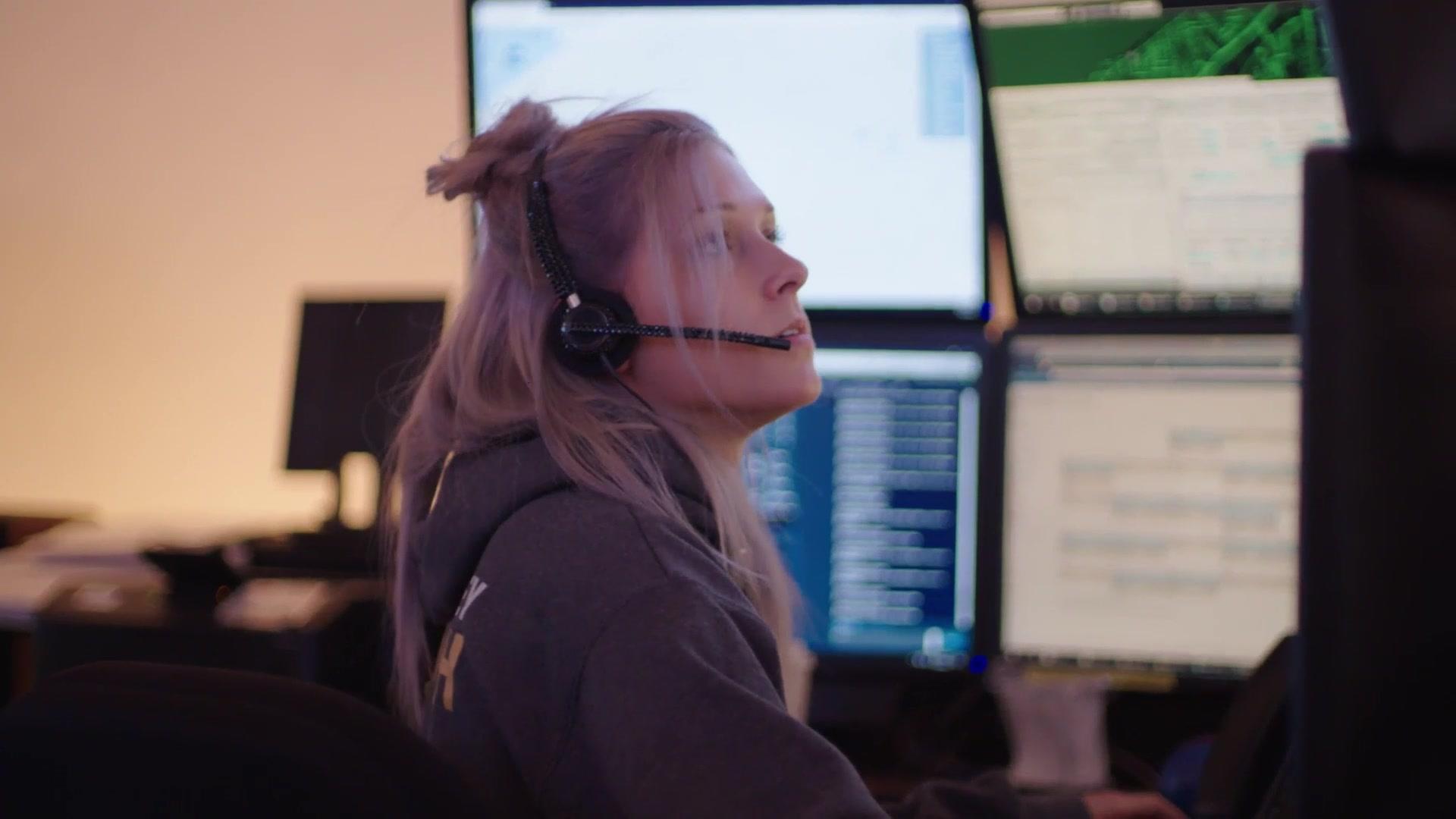 Watch 911 Crisis Center Sneak Peek: 911 Called When Shoplifting Man ...