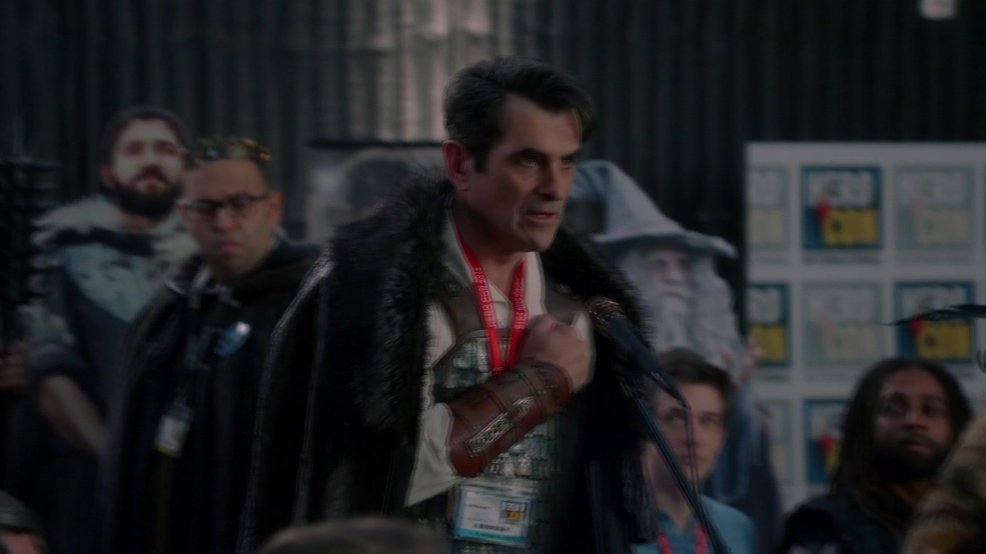 Watch Modern Family Episode: Clash of Swords - NBC.com