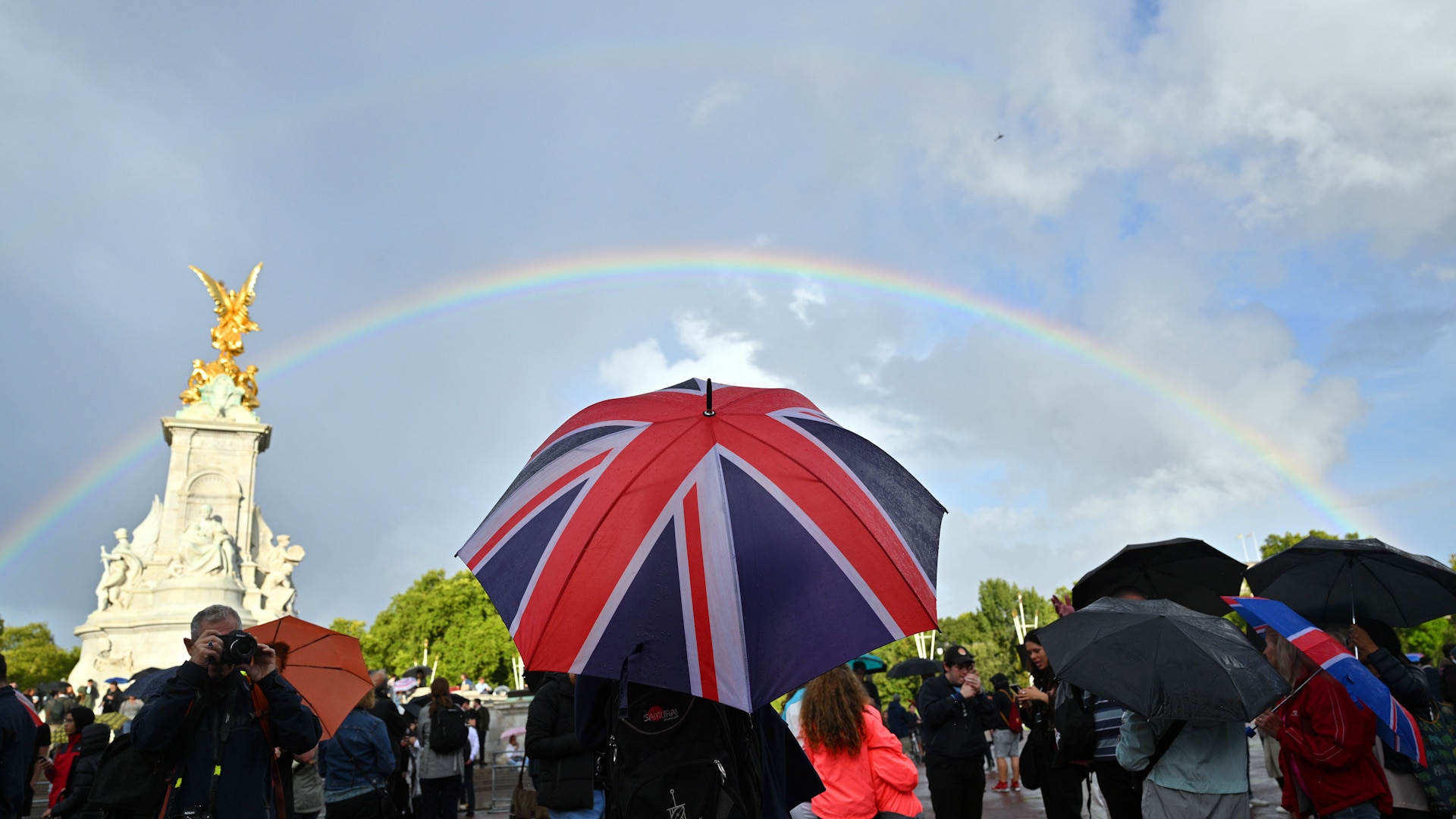 Watch Access Hollywood Highlight: Double Rainbow Appears At Buckingham ...