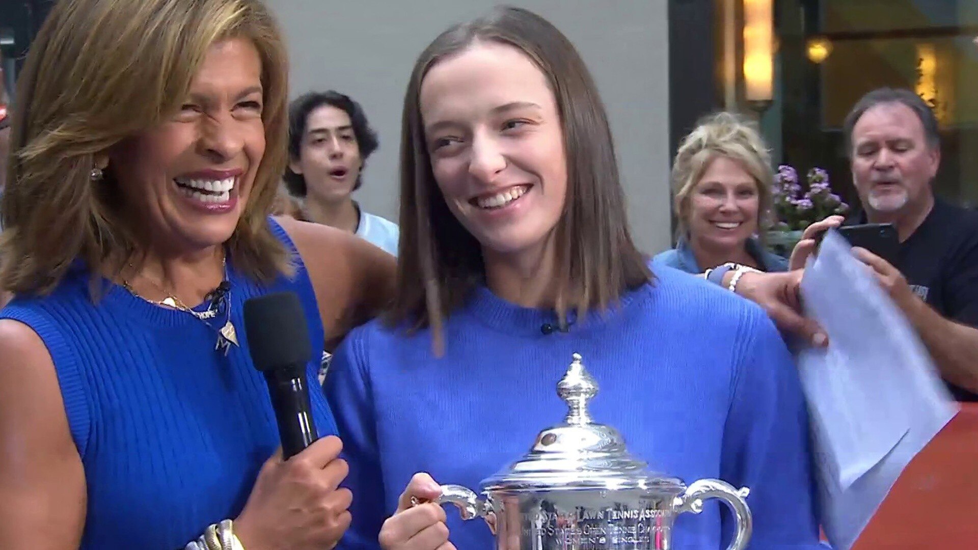 Watch TODAY Excerpt: Iga Swiatek brings her US Open trophy to the TODAY ...