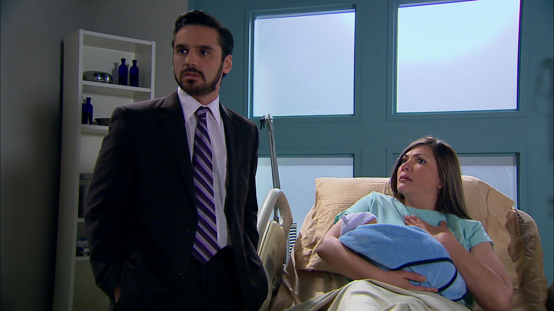 Watch Alguien Te Mira Episode: Lucía Huye del Hospital - NBC.com