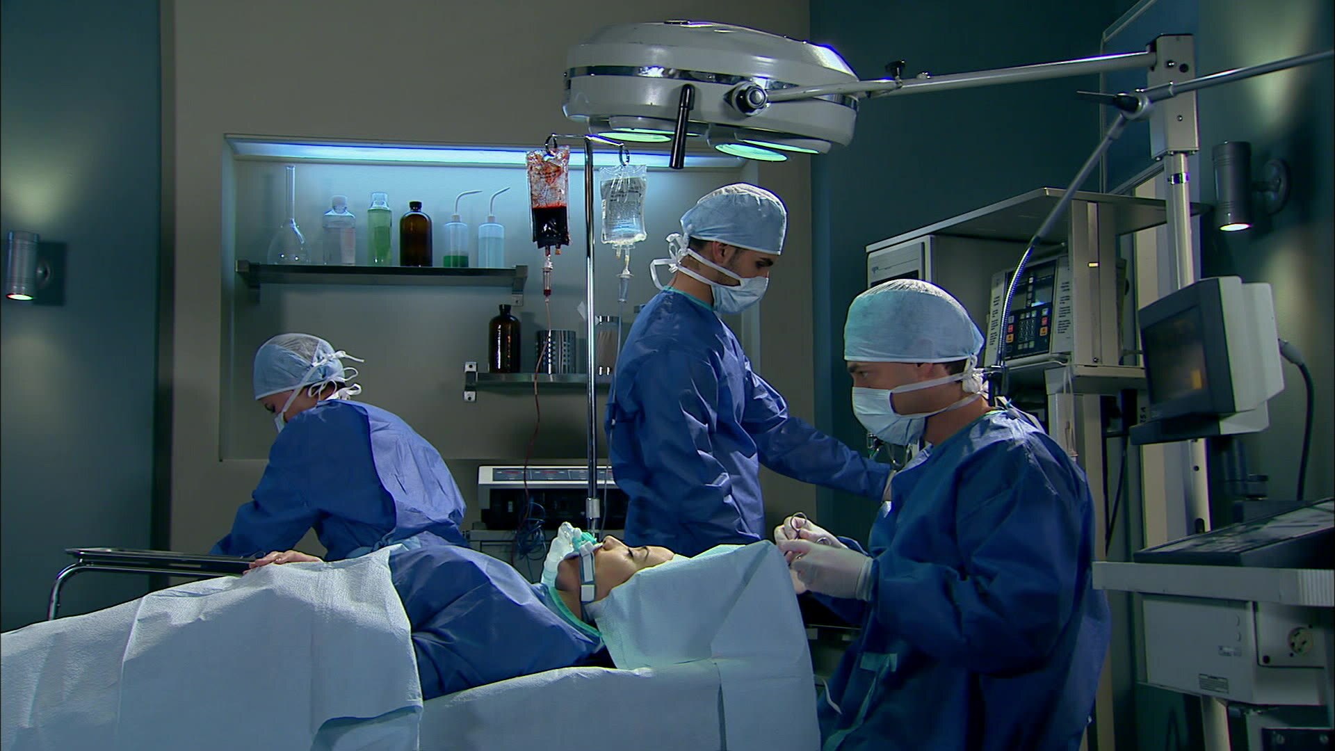 Watch Alguien Te Mira Episode: Tatiana Es Apuñalada - NBC.com