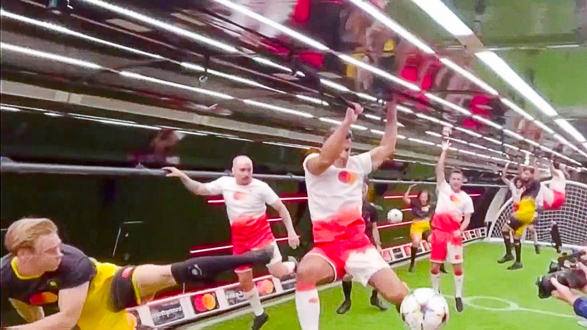 Watch Hoy Día Highlight: Rompen un Récord Guinness por jugar fútbol en ...