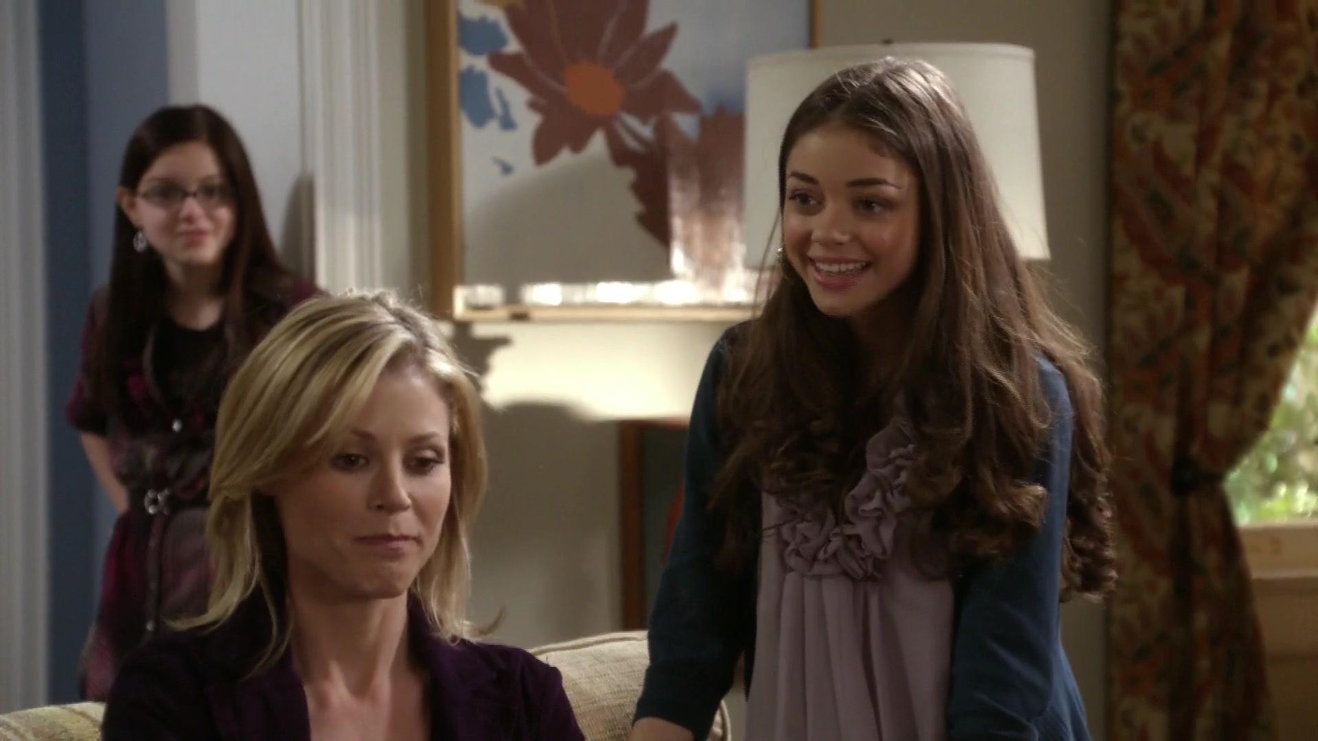 Watch Modern Family Episode: Truth Be Told - NBC.com