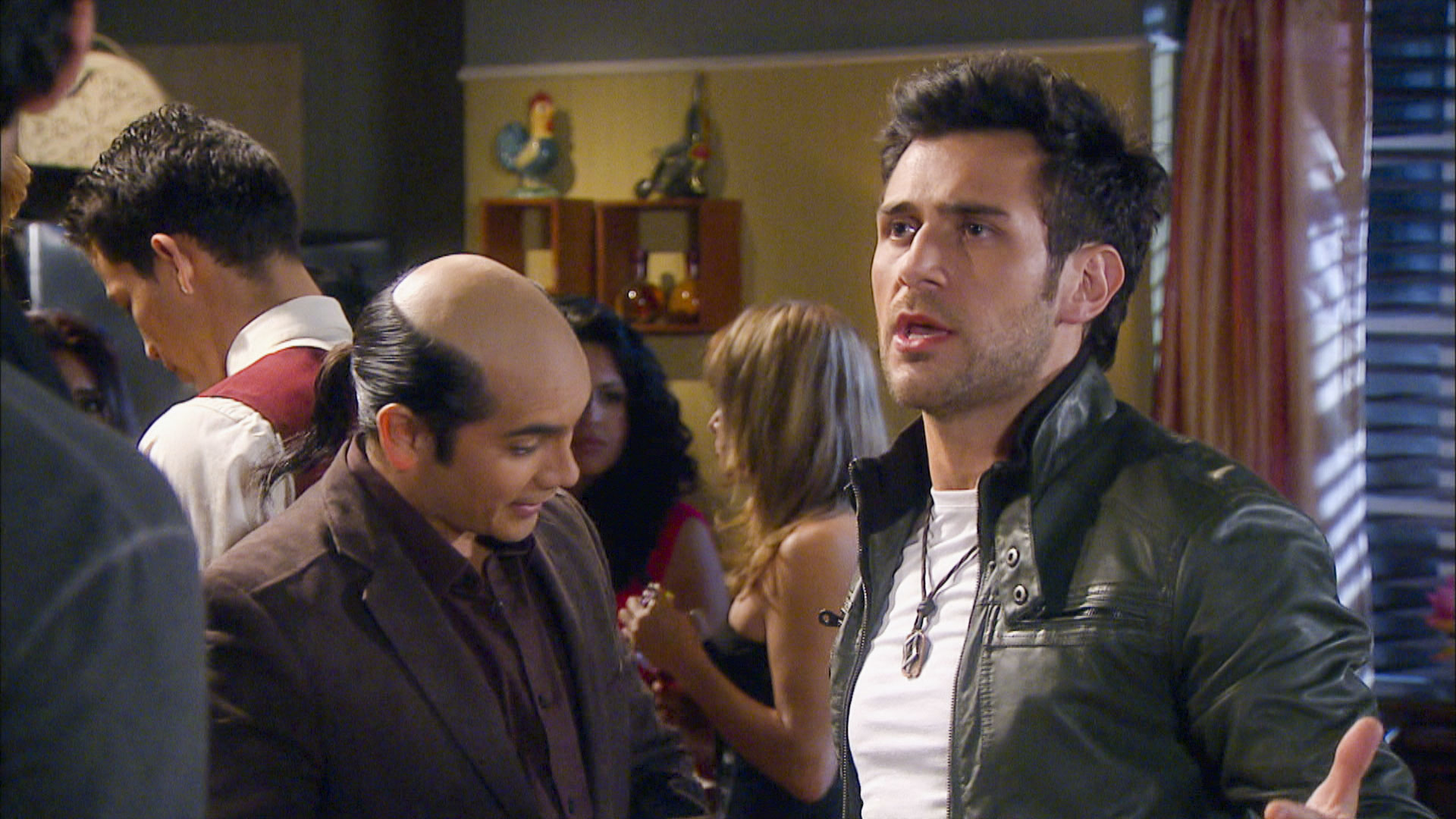 Watch Perro Amor Episode: Por la espalda - NBC.com