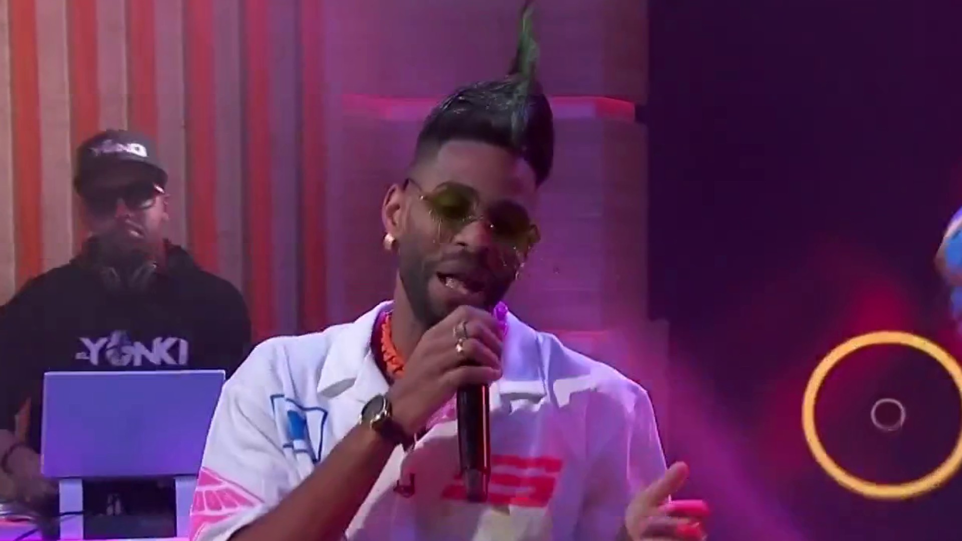 Watch En Casa con Telemundo Highlight: El Yonki presenta su tema 'La ...