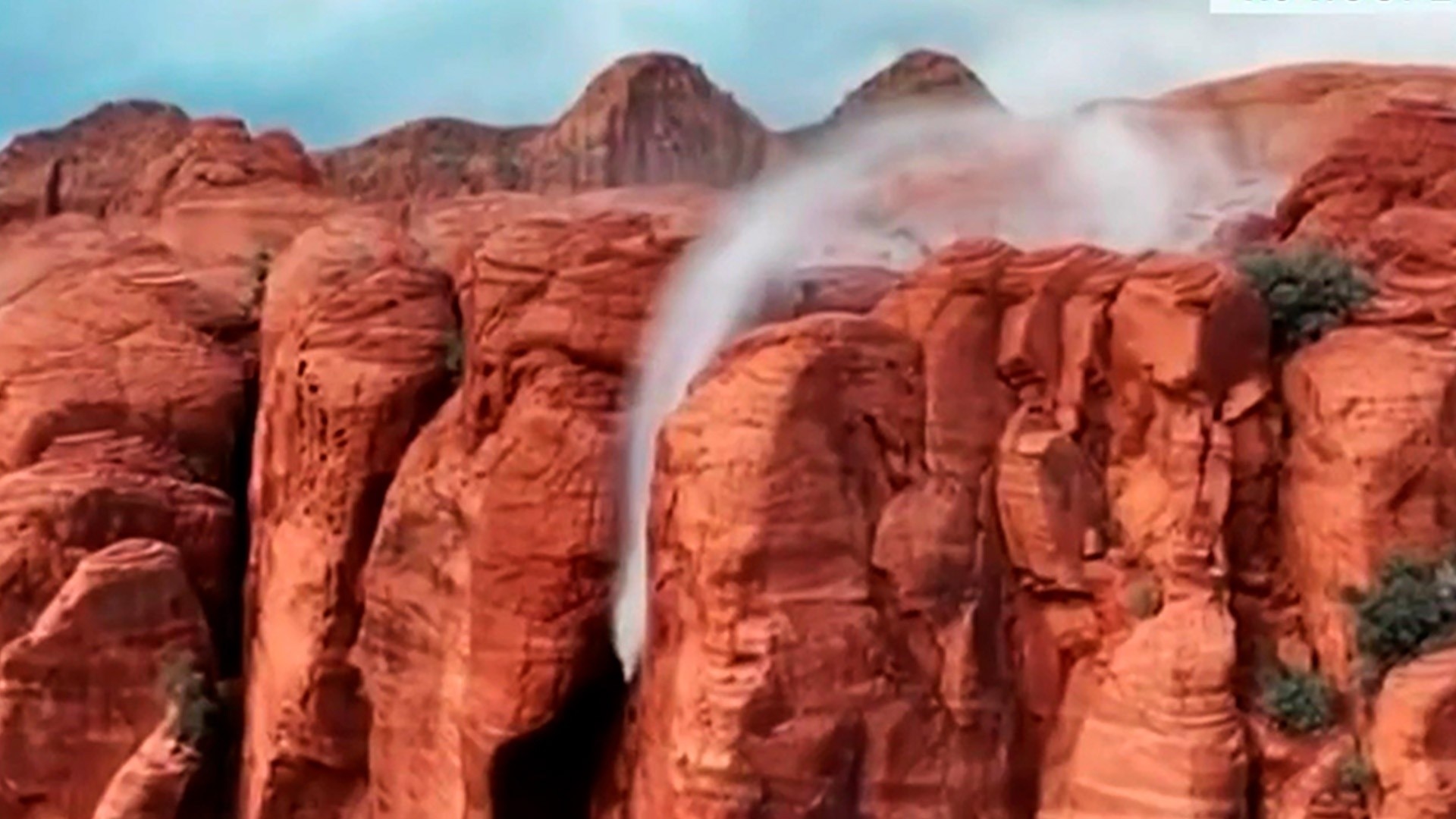 Watch Noticias Telemundo En La Noche Highlight: El agua de esta cascada ...