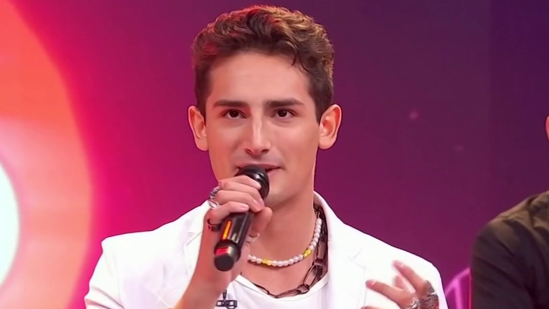 Watch En Casa con Telemundo Highlight: Emilio Marcos confiesa cuál ha ...