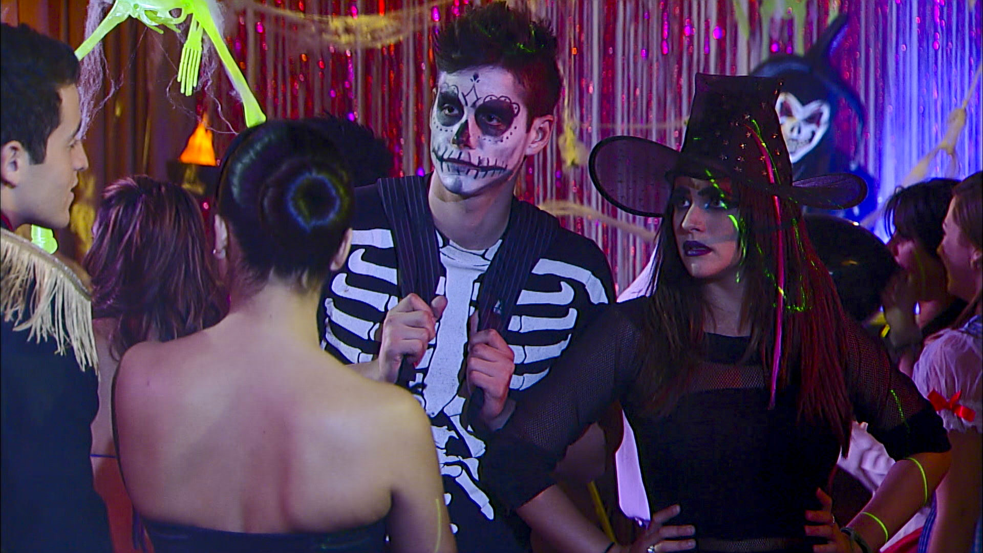 Watch Relaciones Peligrosas Episode: Amor encubierto - NBC.com