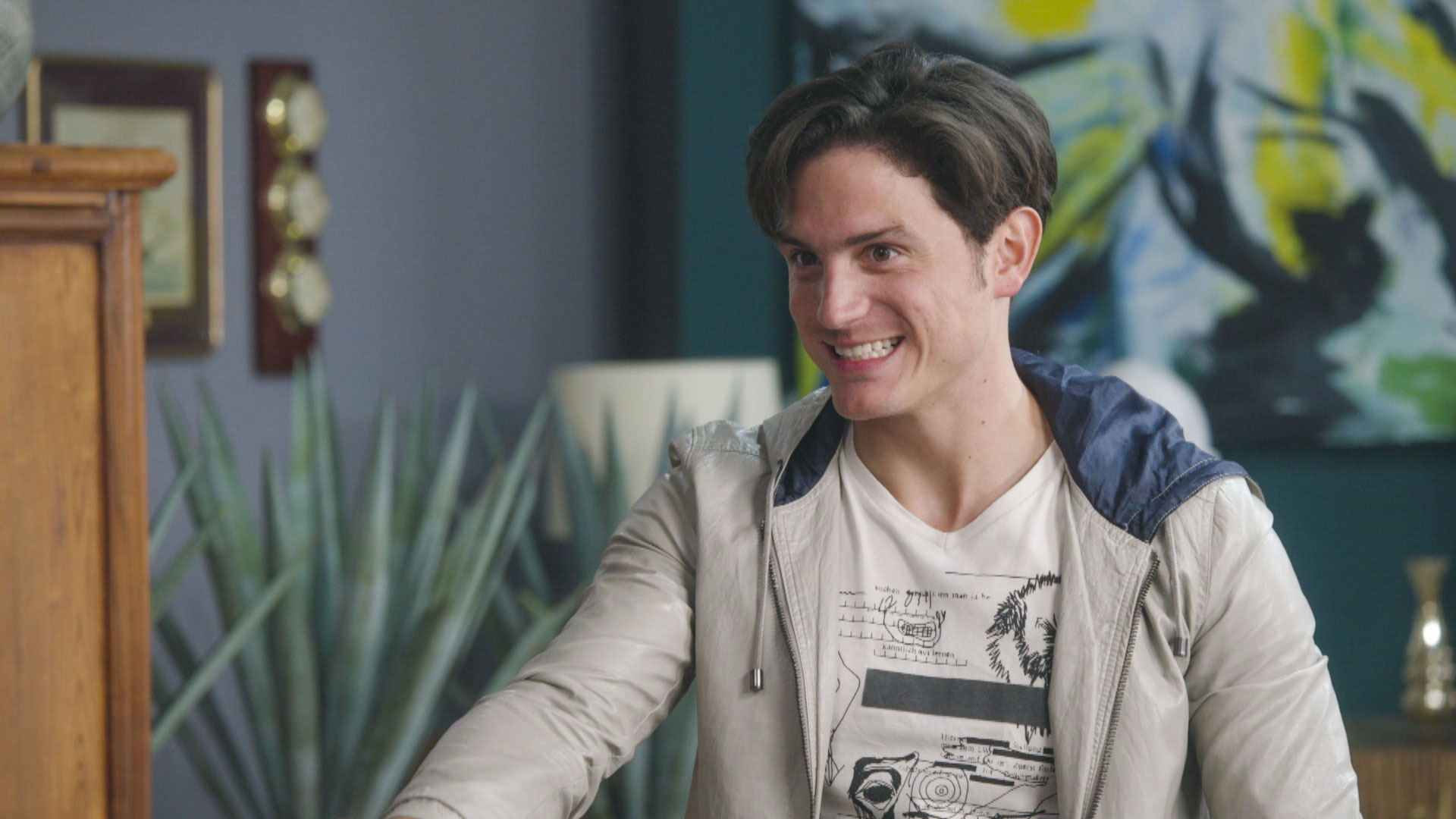 Watch Un Poquito Tuyo Episode: Un milagro para dos - NBC.com