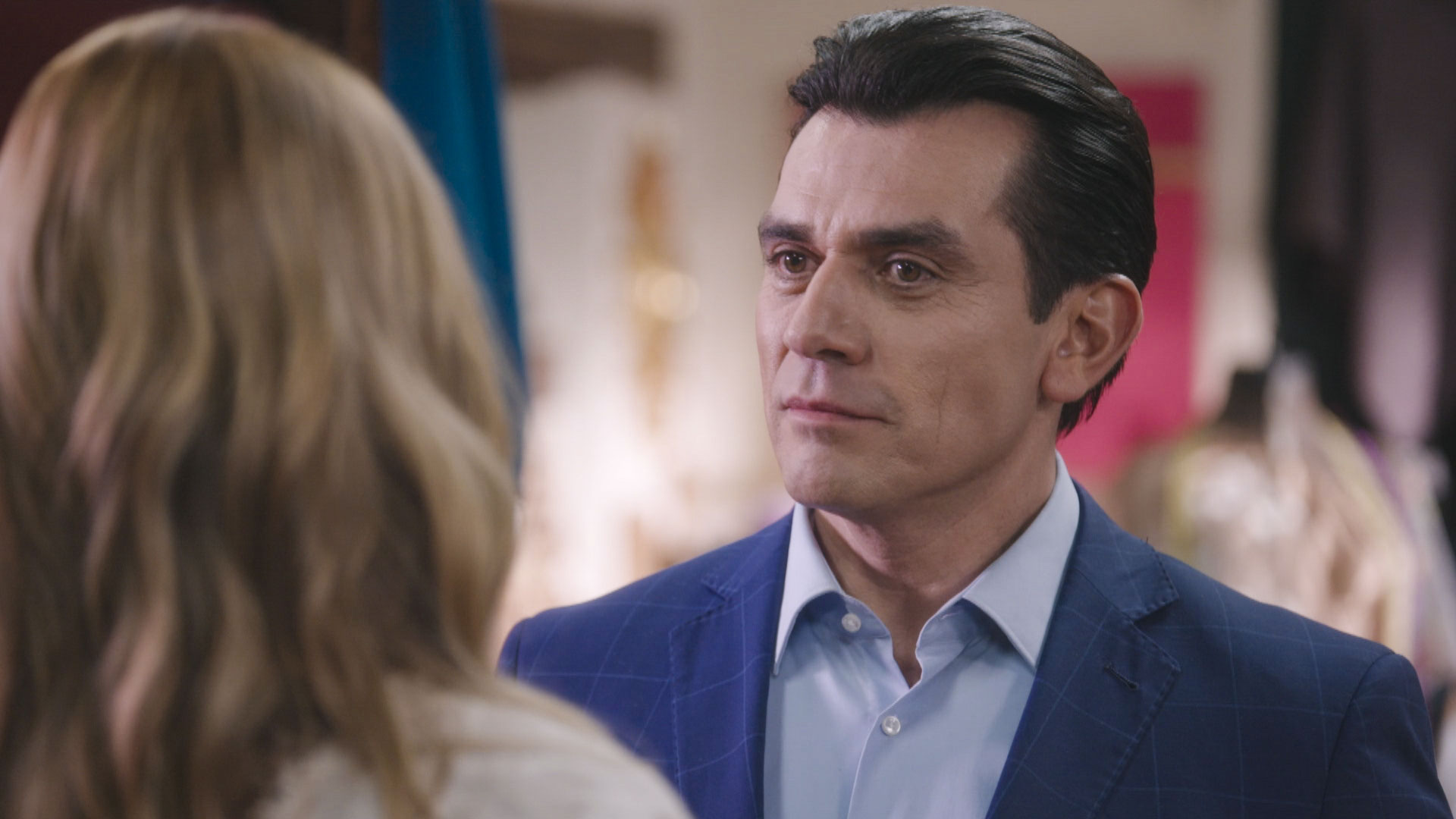 Watch Un Poquito Tuyo Episode: Cuentas claras - NBC.com