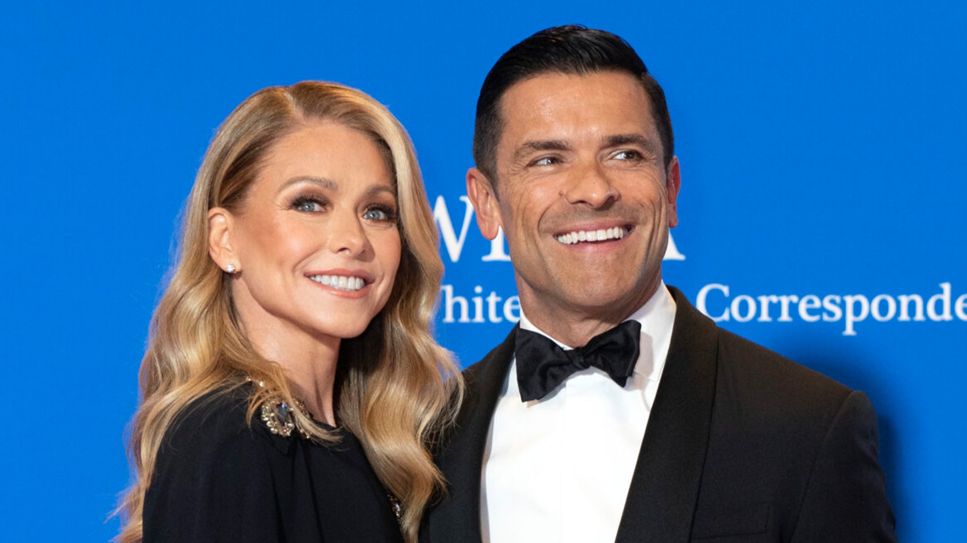 Watch Access Hollywood Highlight: Kelly Ripa And Mark Consuelos Reveal ...