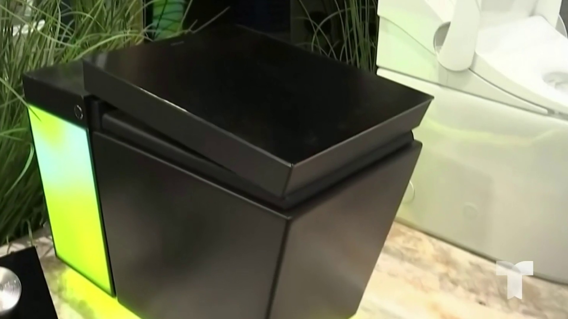 Watch Al Rojo Vivo Highlight: Inodoro con Alexa integrada se convierte ...