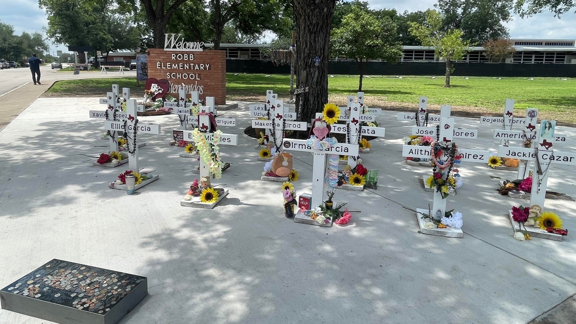 Watch Noticias Telemundo Mediodía Highlight: Las heridas por la masacre en Uvalde siguen ...