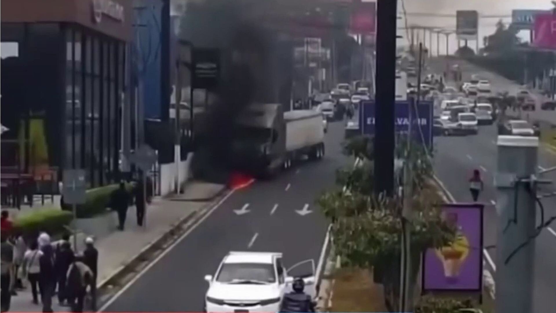 Watch Noticias Telemundo Highlight Un Tráiler Se Queda Sin Frenos Y