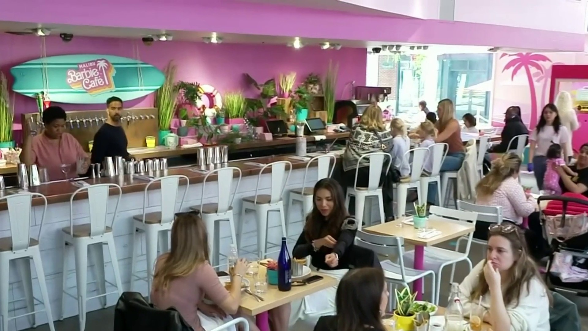 Watch Hoy Día Highlight: Conviértete en Barbie por un día y entra a su ...