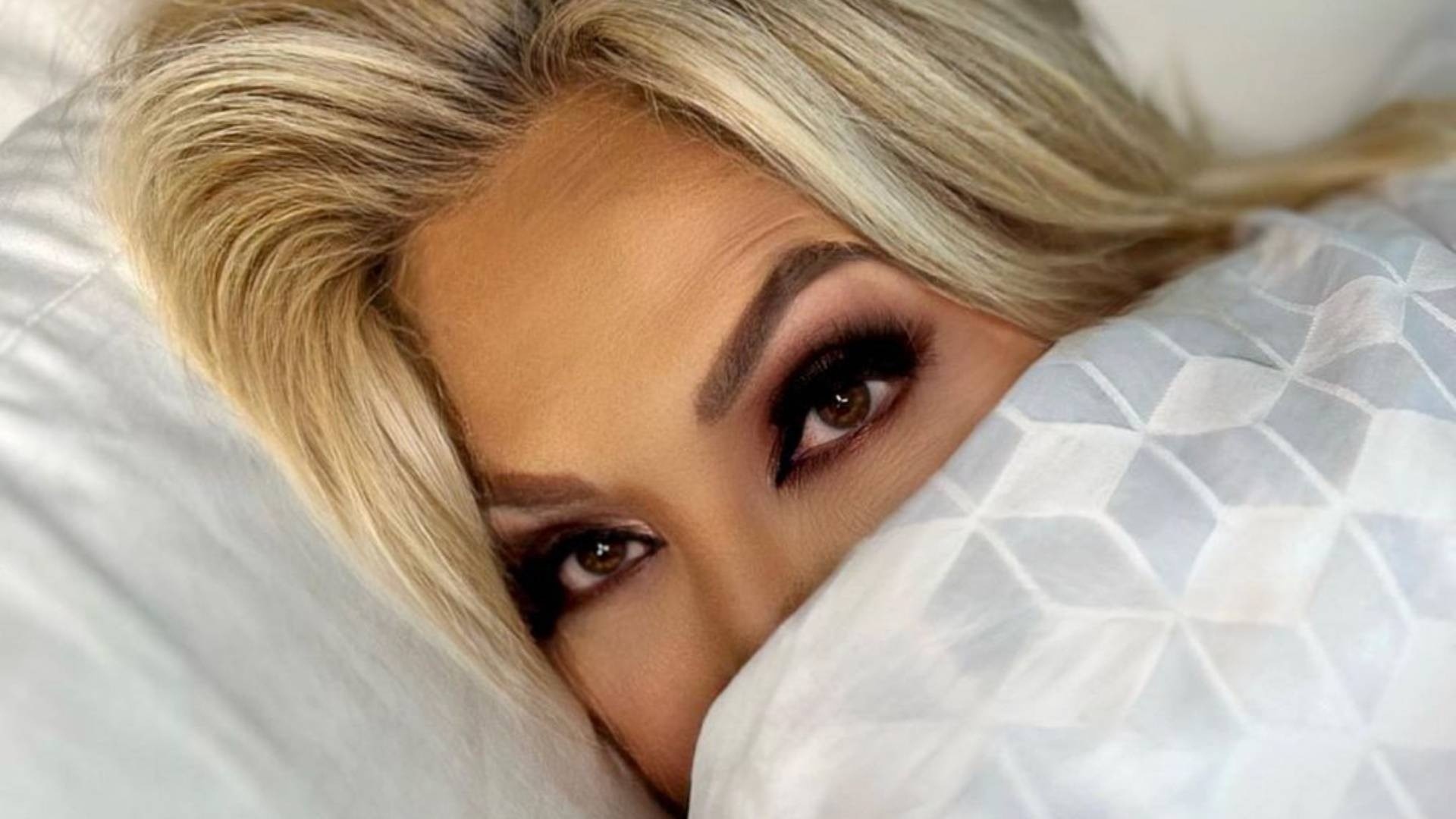 Watch Hoy Día Highlight: Laura Bozzo comparte una foto desde la cama y ...