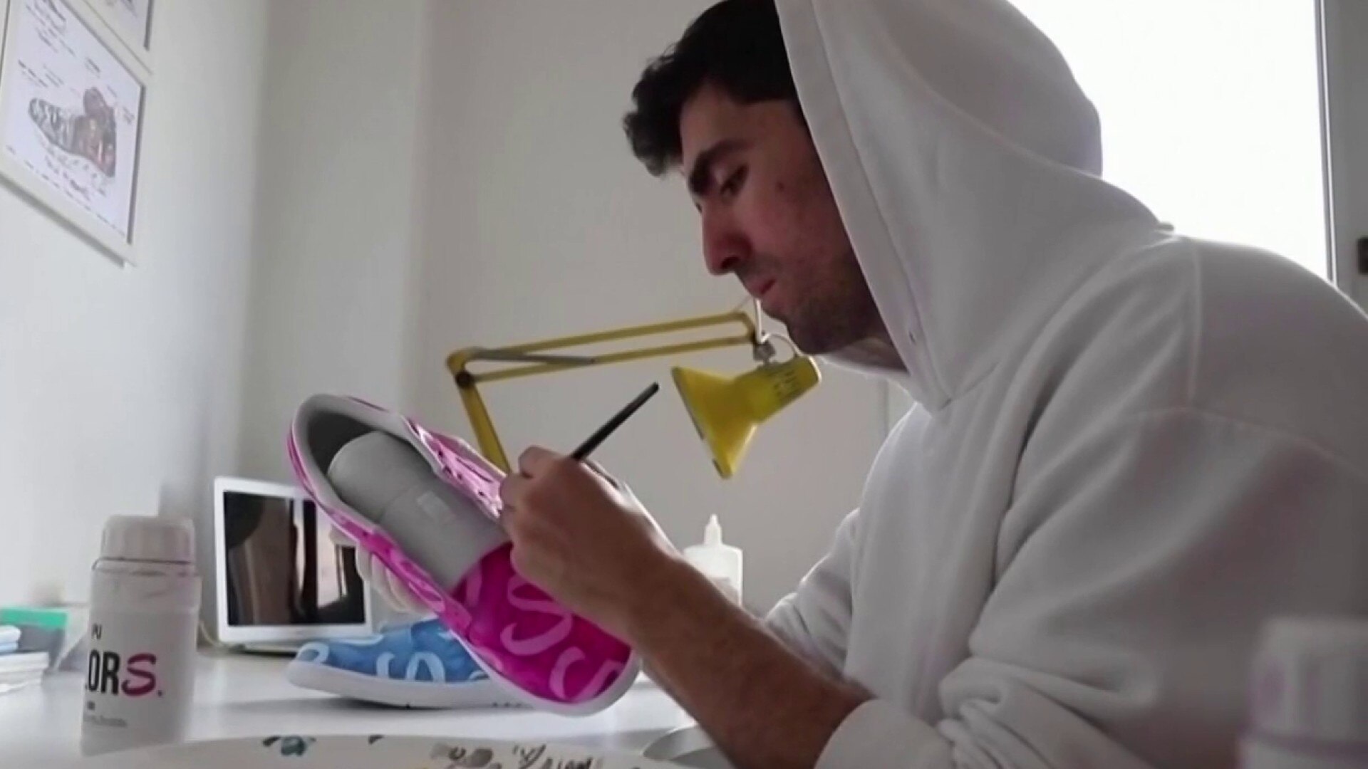 Watch Hoy Día Highlight Artista Personaliza Las Zapatillas De Las