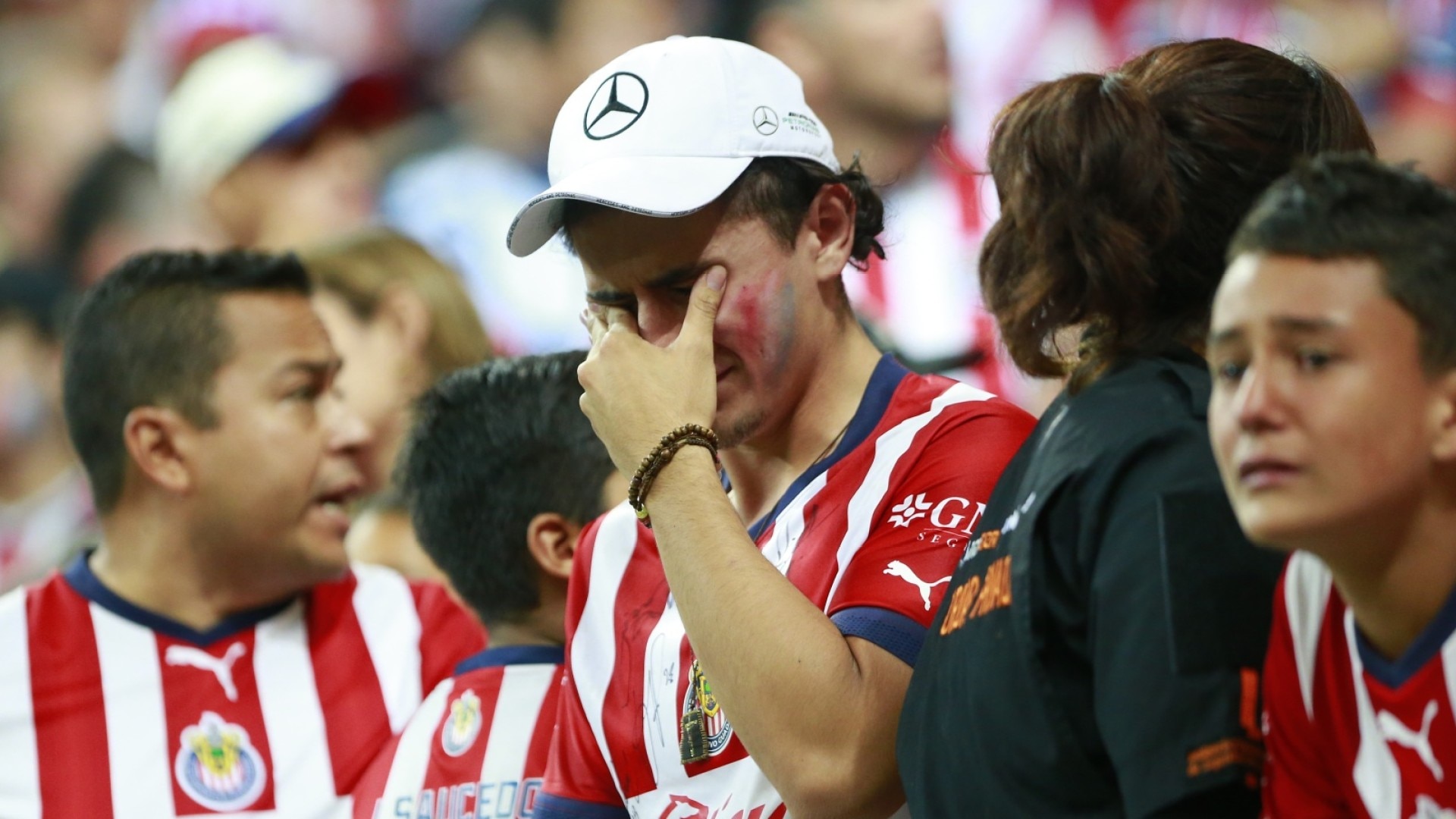 Watch Hoy Día Highlight: Fans de las Chivas rompen en llanto al ver el ...