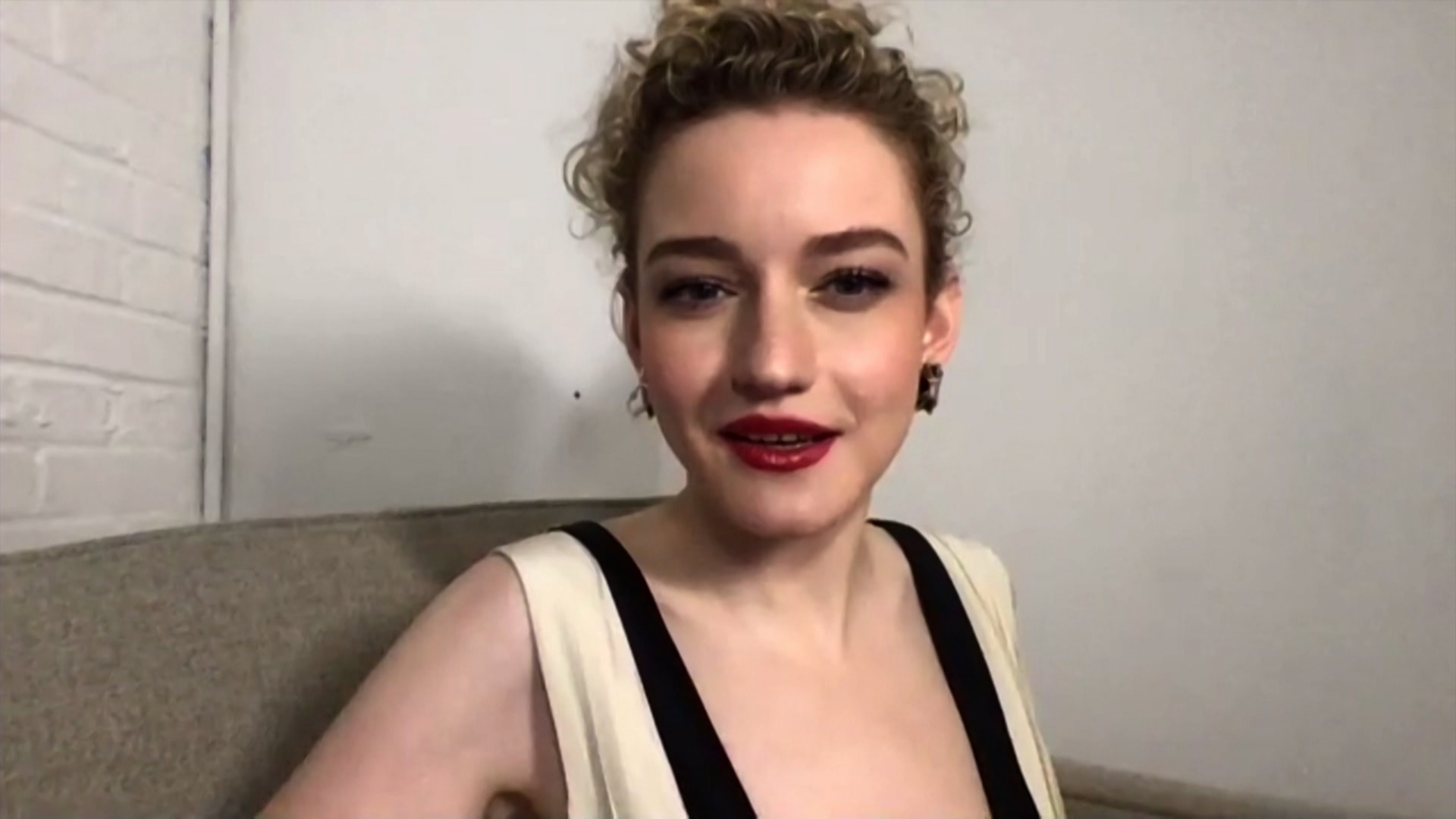 Watch E! Live From the Red Carpet Highlight: Julia Garner Reveals Her ...