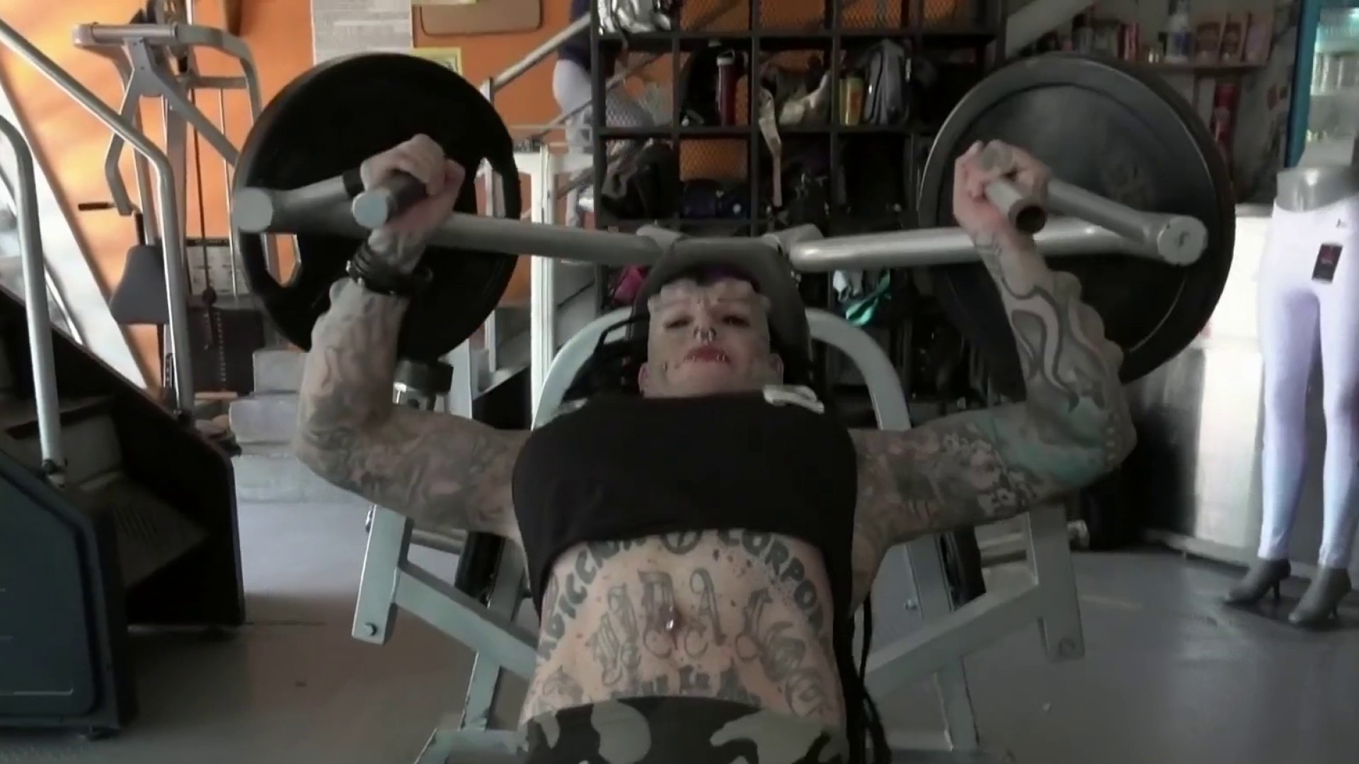 Watch Hoy Día Highlight: La famosa 'mujer vampiro' quiere triunfar en ...