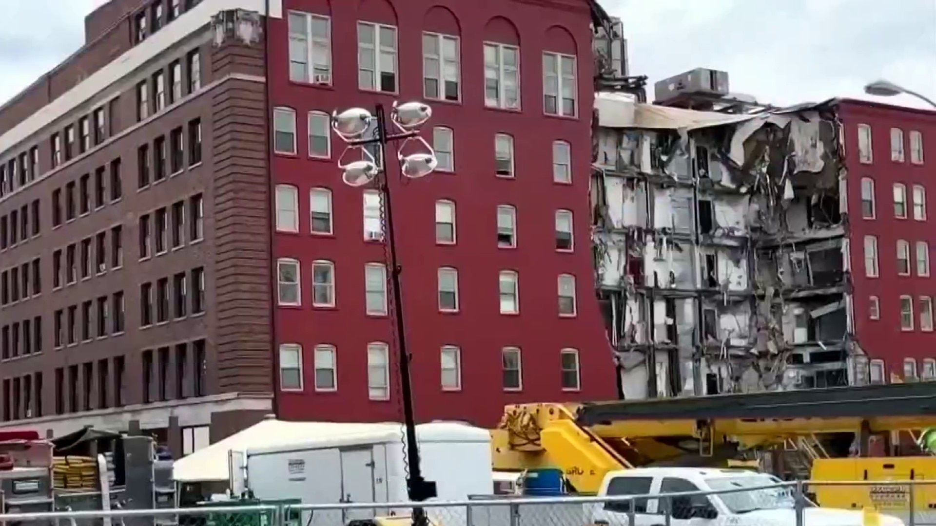 Watch Noticias Telemundo Highlight: Encuentran a tres personas sin vida entre los escombros del ...