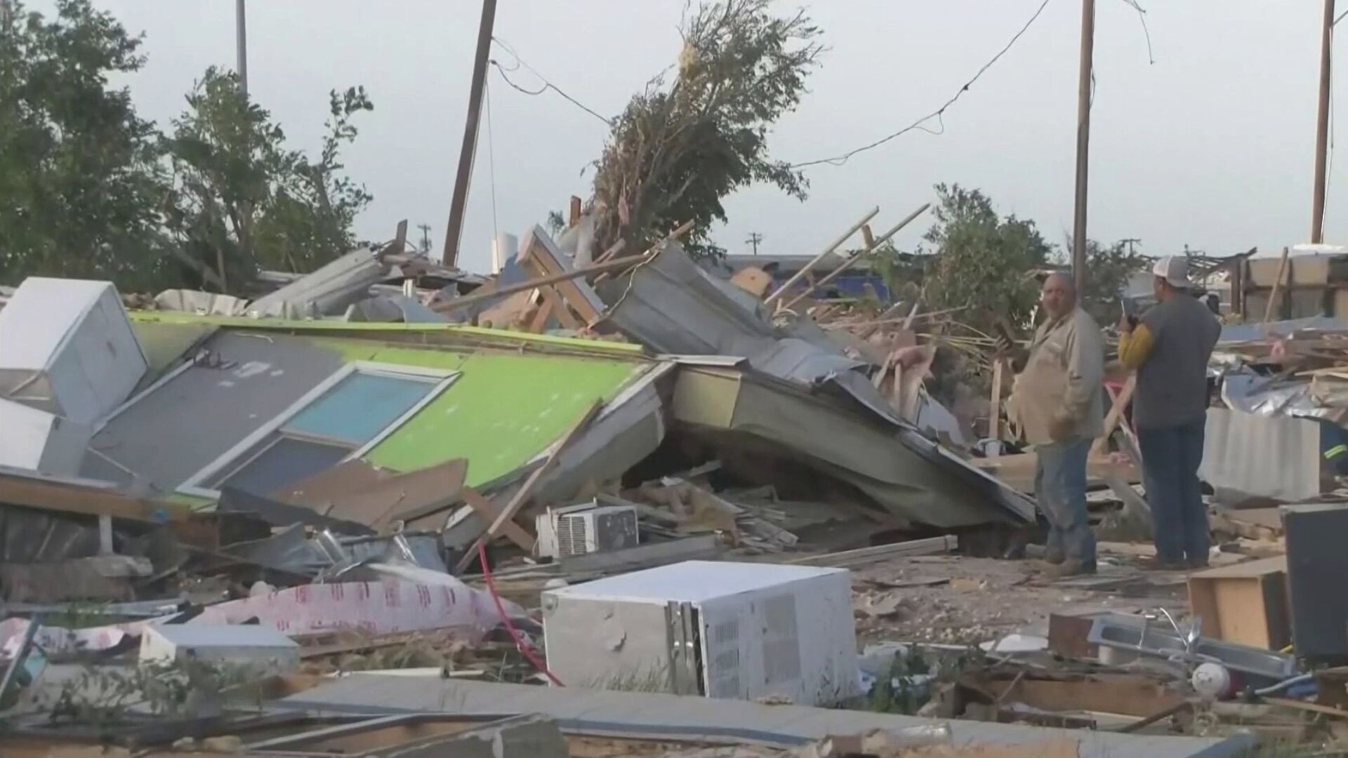 Watch Noticias Telemundo En La Noche Highlight: Un potente tornado deja destrucción y muerte en ...
