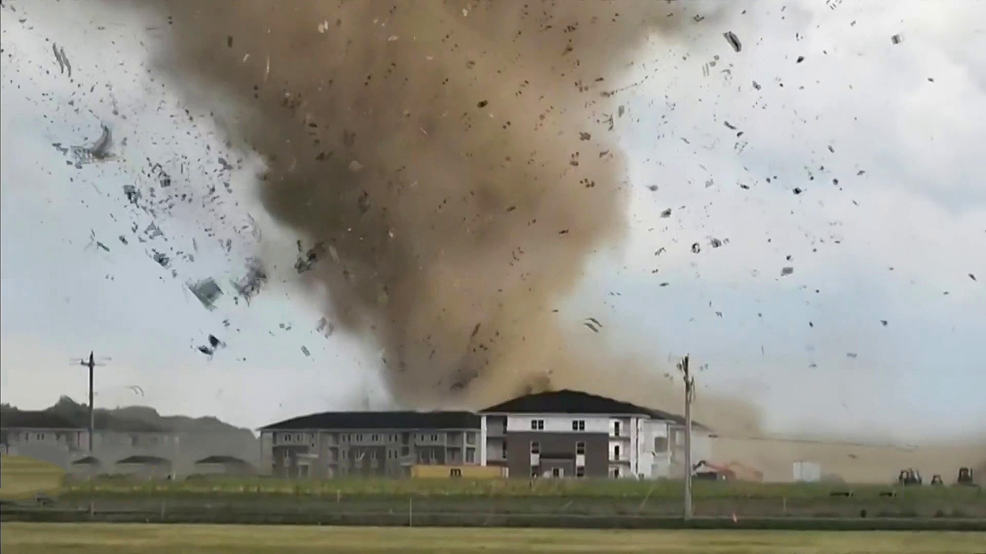 Watch Al Rojo Vivo Highlight: Potente tornado arrasa una ciudad en Indiana destrozando casas y ...
