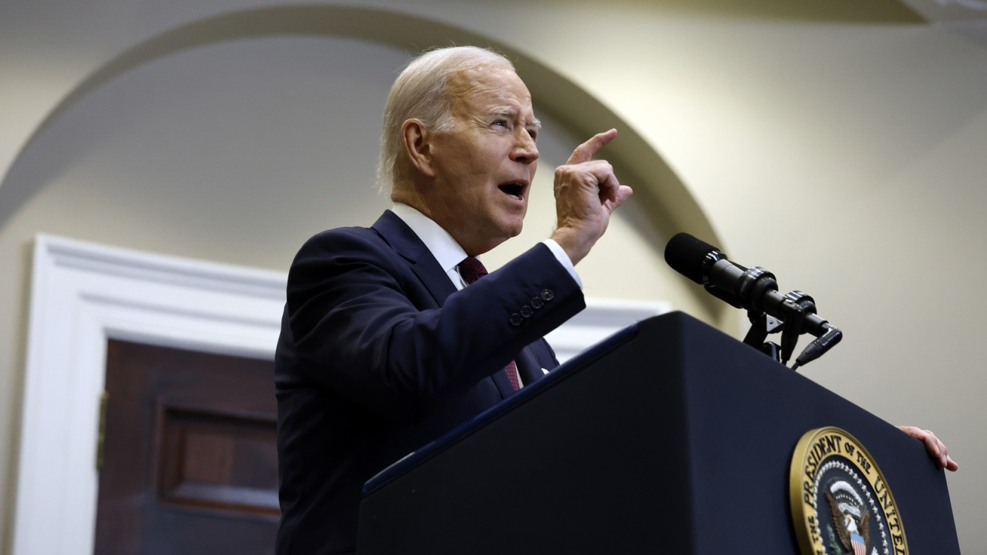 Watch Noticias Telemundo Highlight: El presidente urge a universidades ...