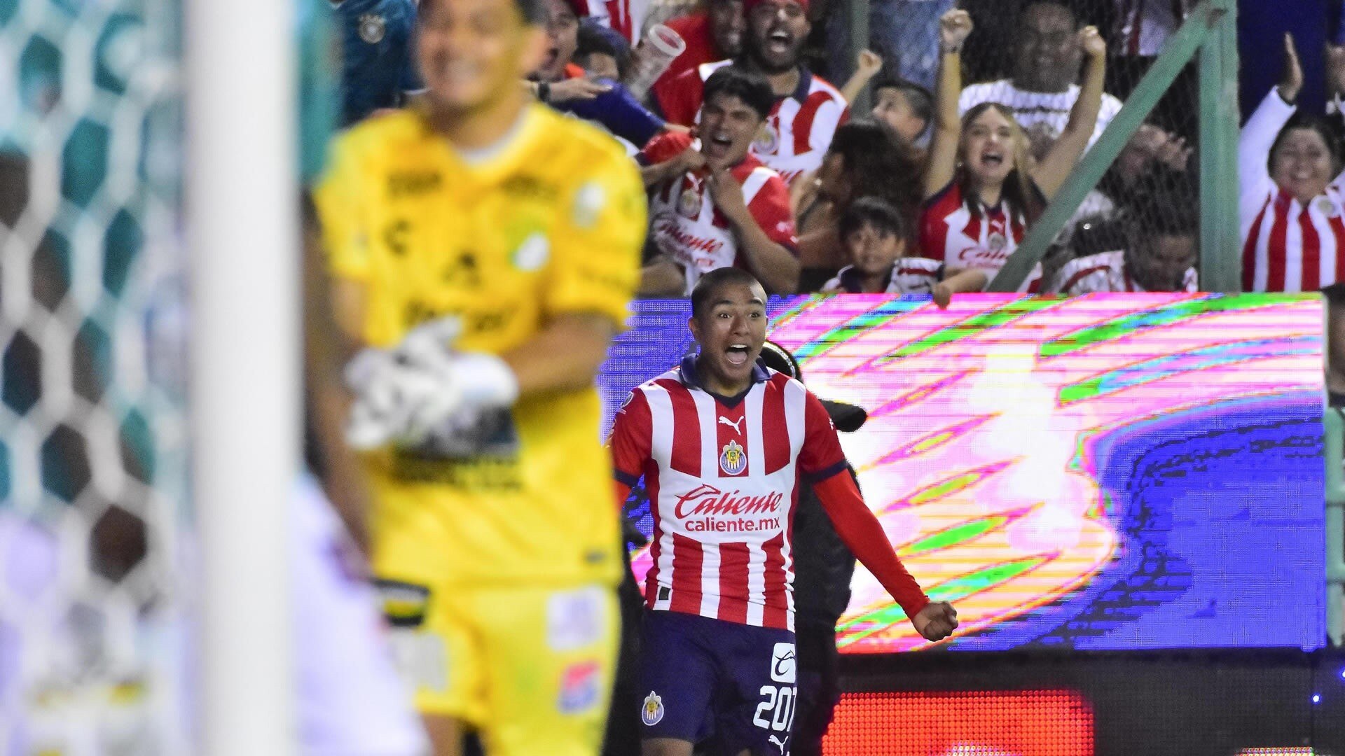 Watch Sports Clip: Tiene 17 años y anotó en su debut en Liga MX ¡con ... Watch Sports Clip: Tiene 17 años y anotó en su debut en Liga MX ¡con ...
